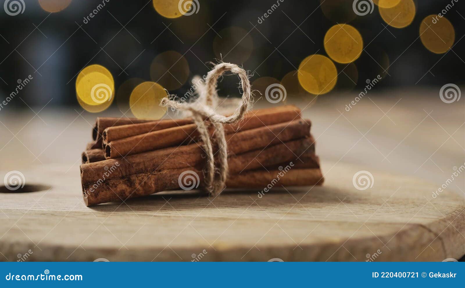 Canela Seca Laminada Em Palitos E Amarrada Video Estoque - Vídeo de ...