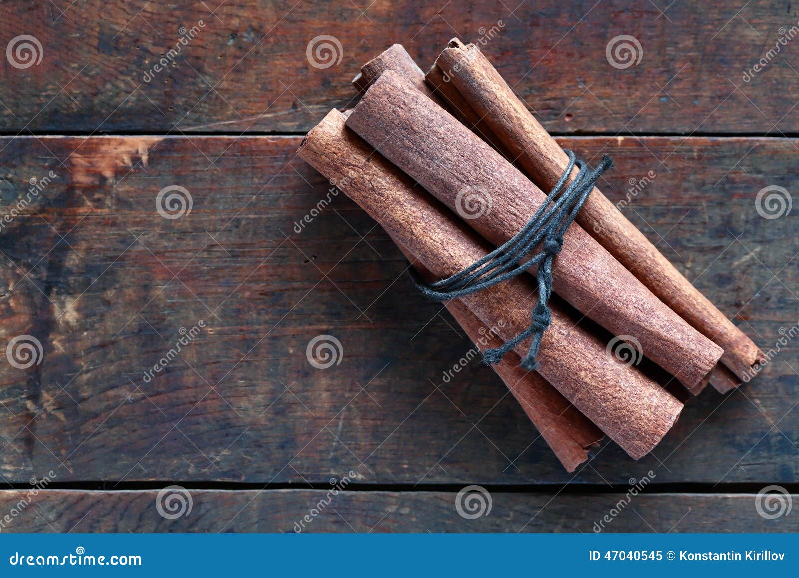 Canela seca na madeira imagem de stock. Imagem de fundo - 47040545