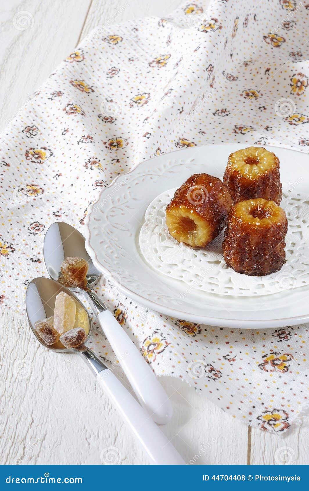 Canele - Postre Tradicional De La Cocina Francesa Foto de archivo ...