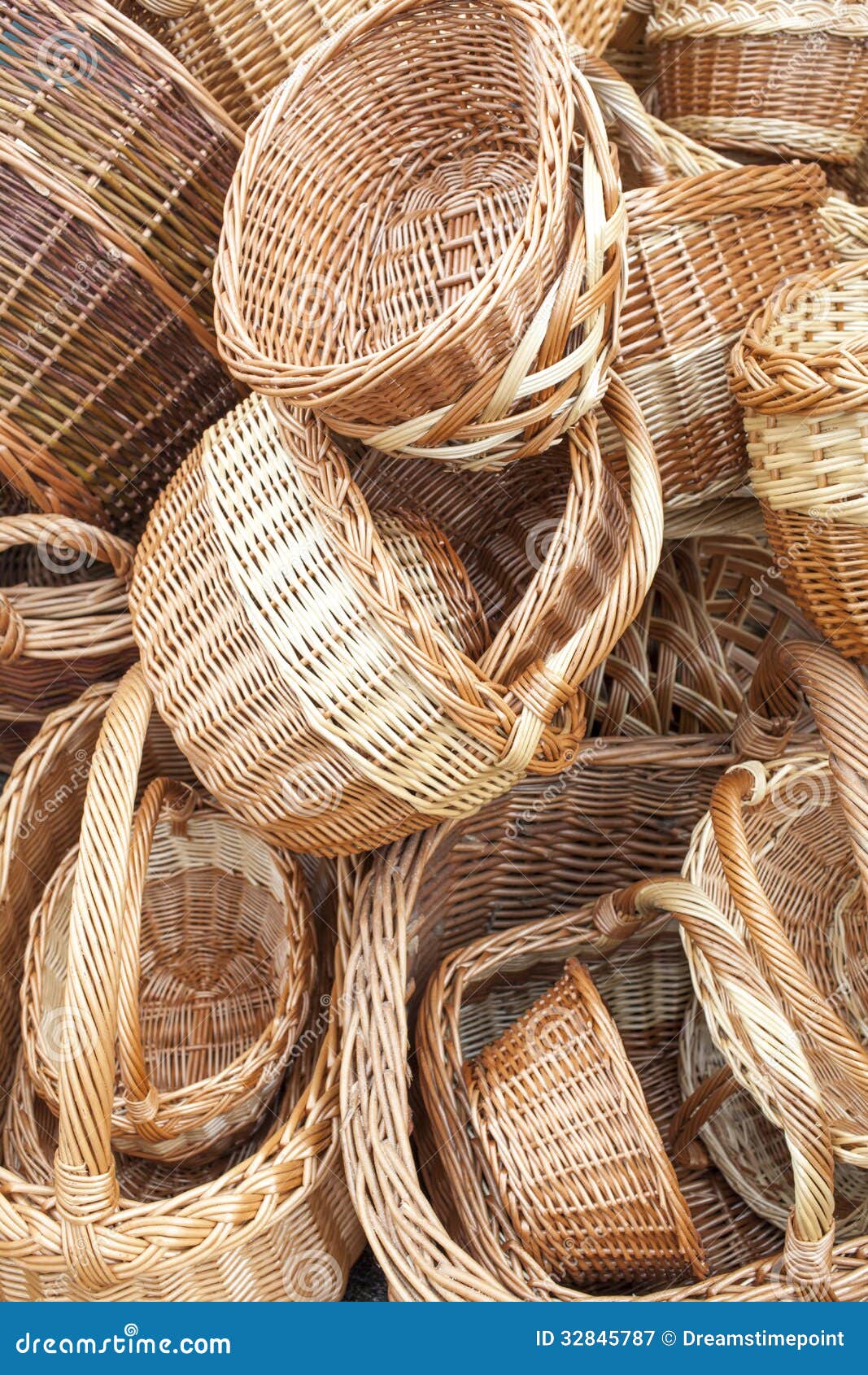 Canestri Di Vimini E Scatole Immagine Stock - Immagine di canna, rurale ...