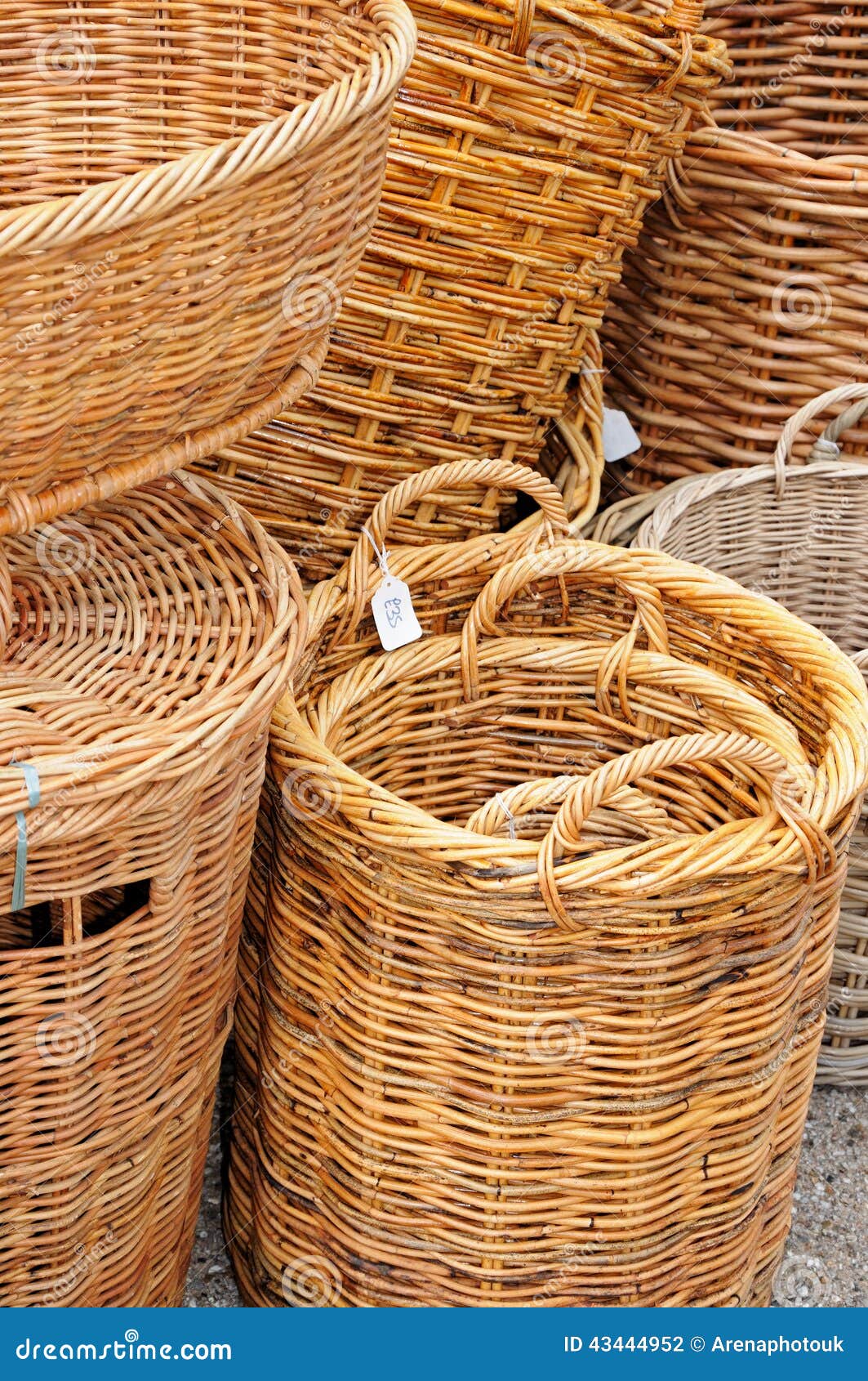 Canestri Di Vimini Tradizionali Fotografia Stock - Immagine di cestini ...