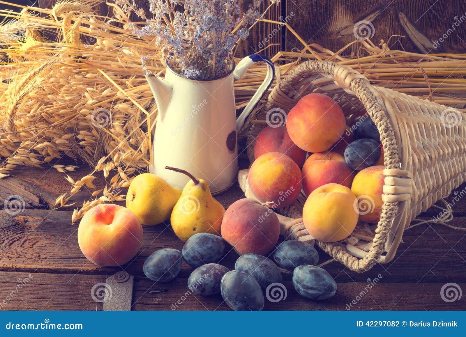 Canestro di frutta fotografia stock. Immagine di raccolto - 42297082