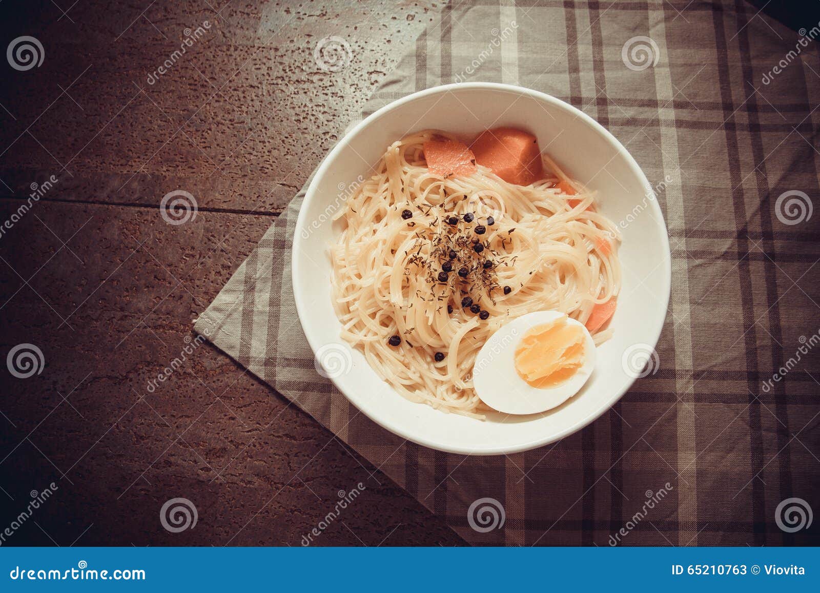 Canja de galinha com ovo imagem de stock. Imagem de limpar - 65210763