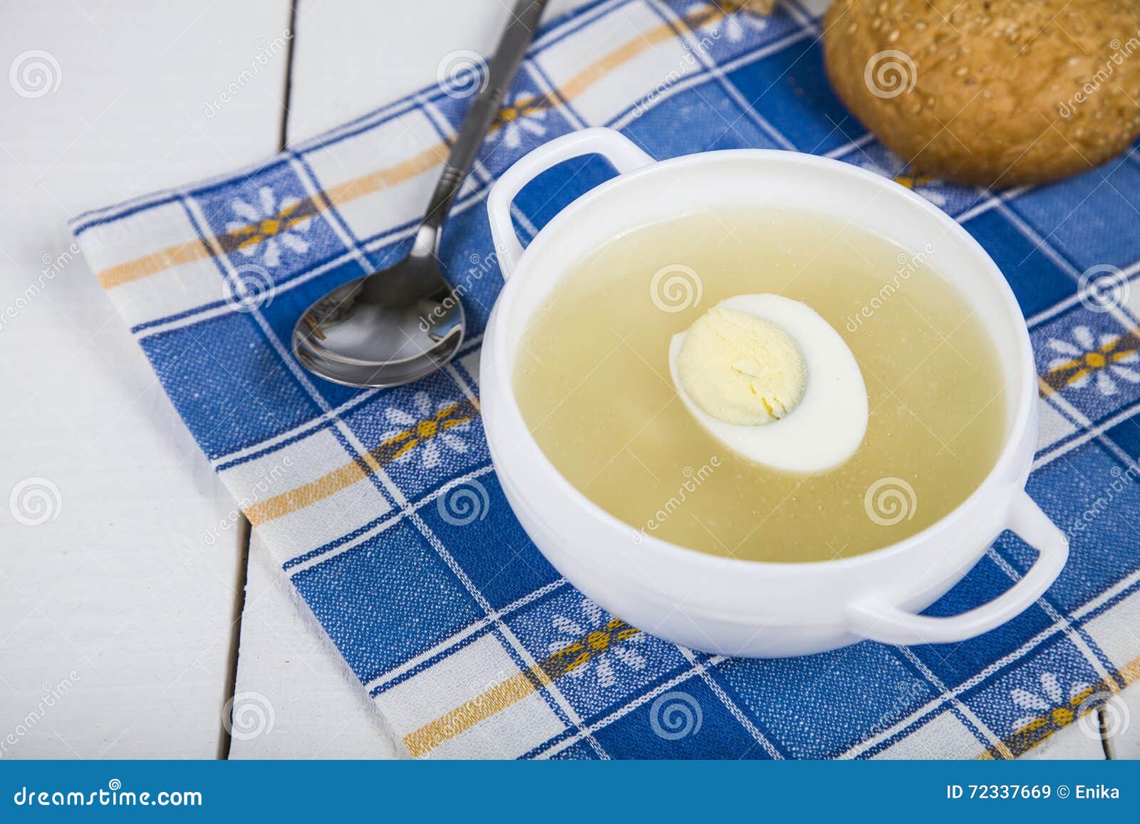 Canja de galinha com ovo imagem de stock. Imagem de jantar - 72337669
