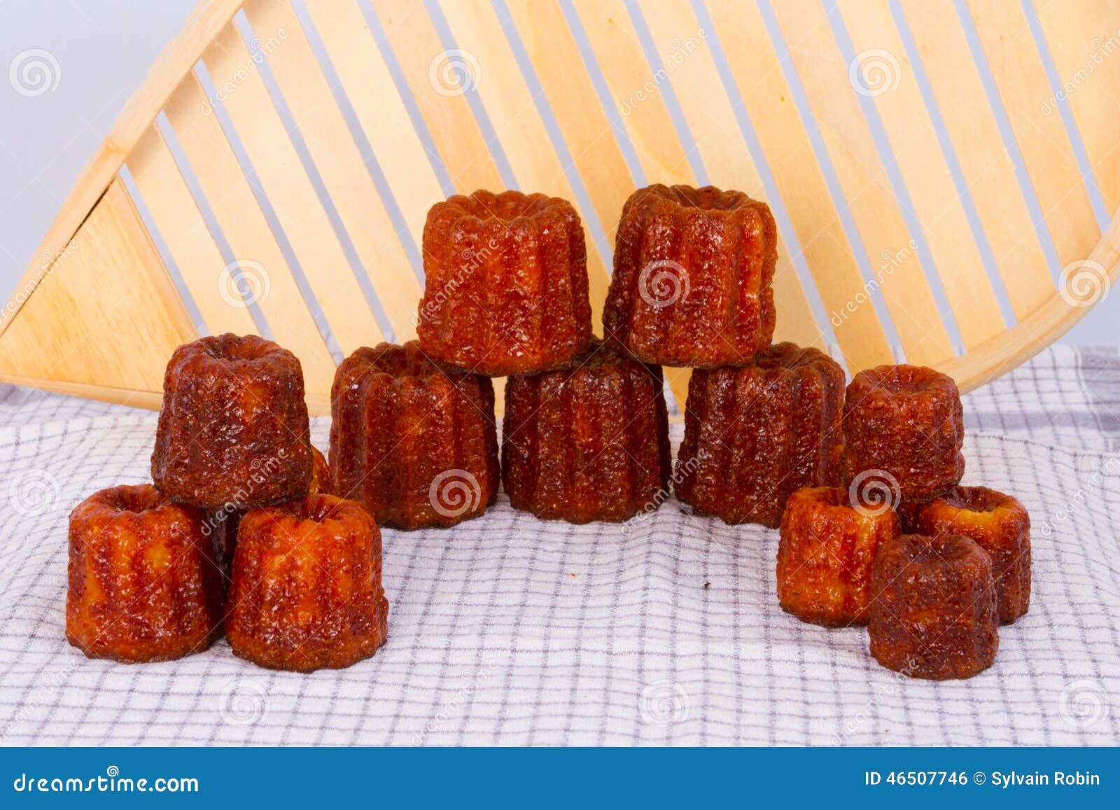 Canneles Del Dolce Del Francese Fotografia Stock - Immagine di cotto ...