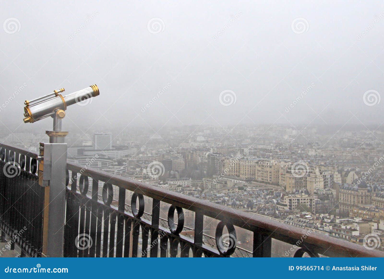 Cannocchiale E Una Vista Dalla Torre Eiffel a Parigi Fotografia Stock ...