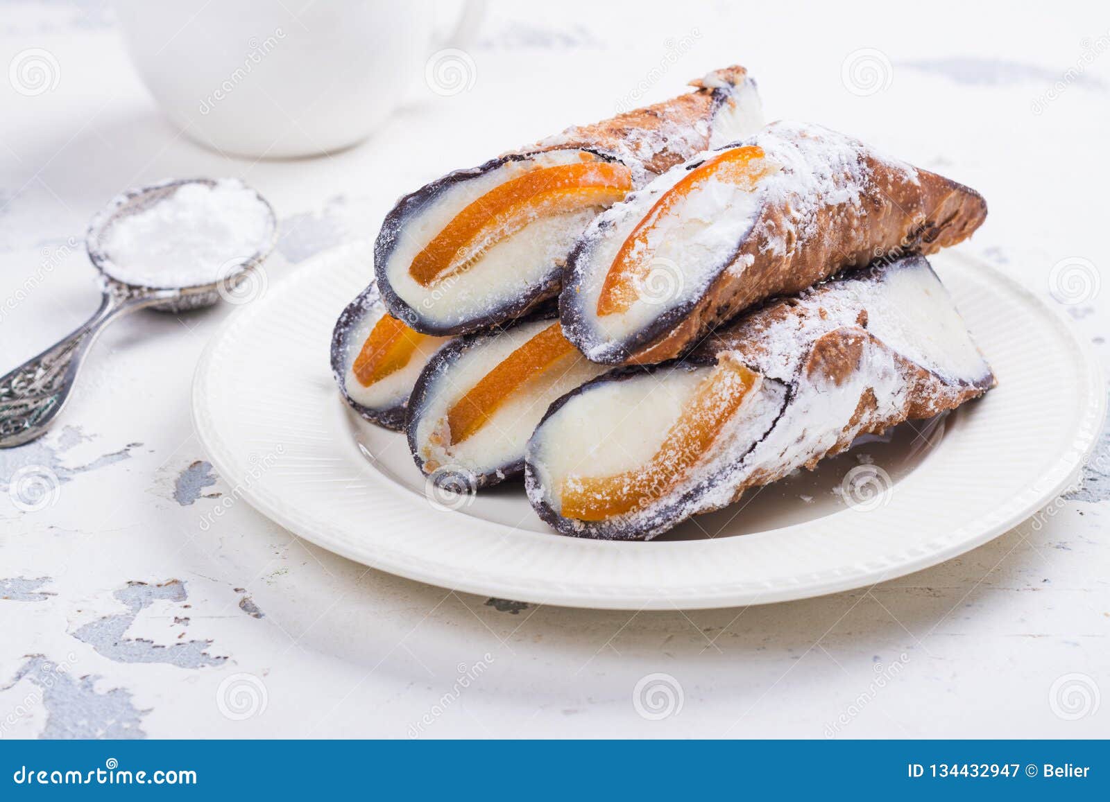 Cannoli Italiano Tradicional Del Postre Imagen de archivo - Imagen de ...
