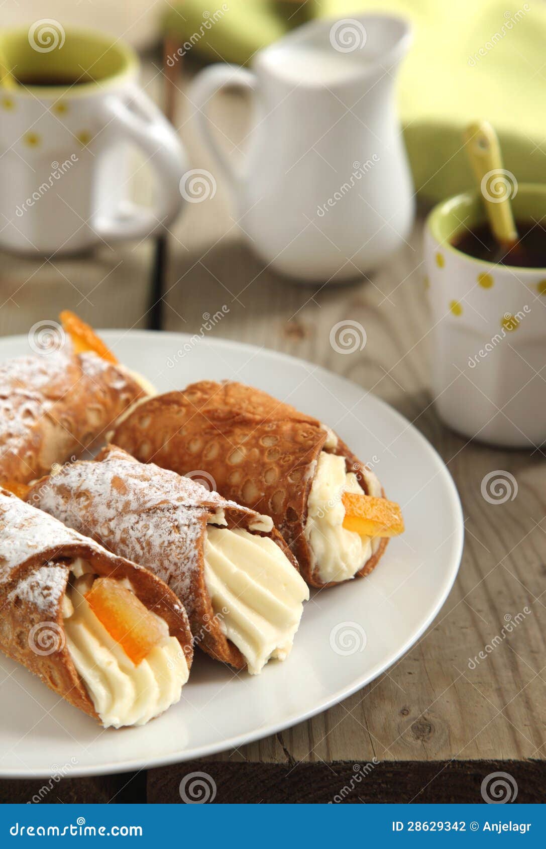 Cannoli siciliano fotografia stock. Immagine di arancione - 28629342