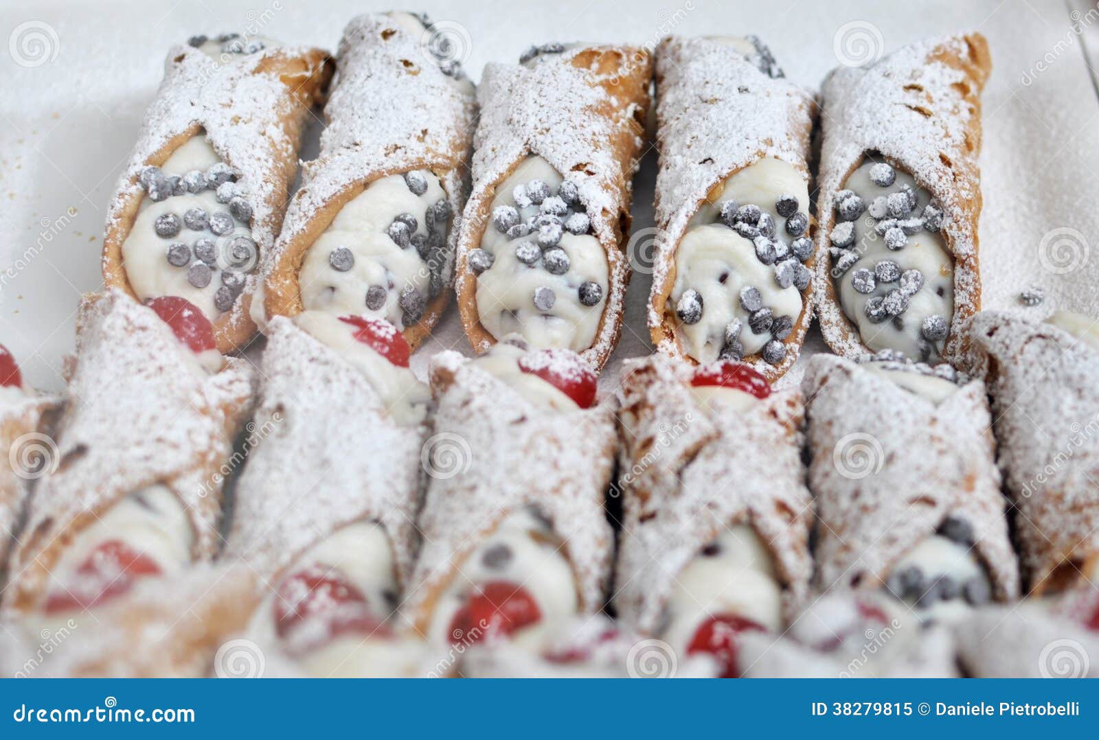 Cannoli siciliano imagen de archivo. Imagen de palermo - 38279815