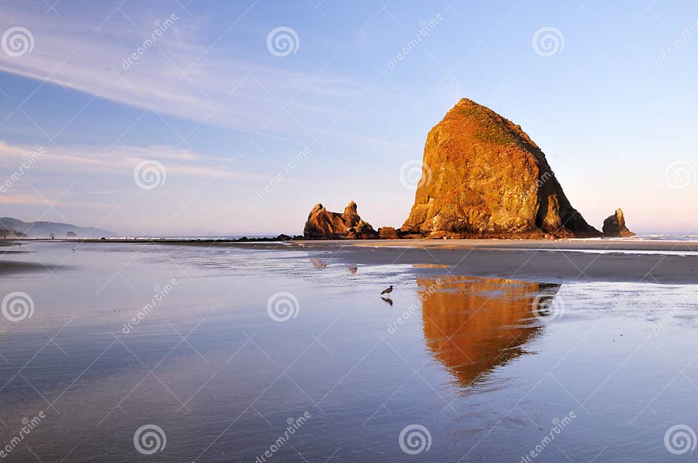 Cannon beach sunrise stock image. Image of cannon, beach - 10595727