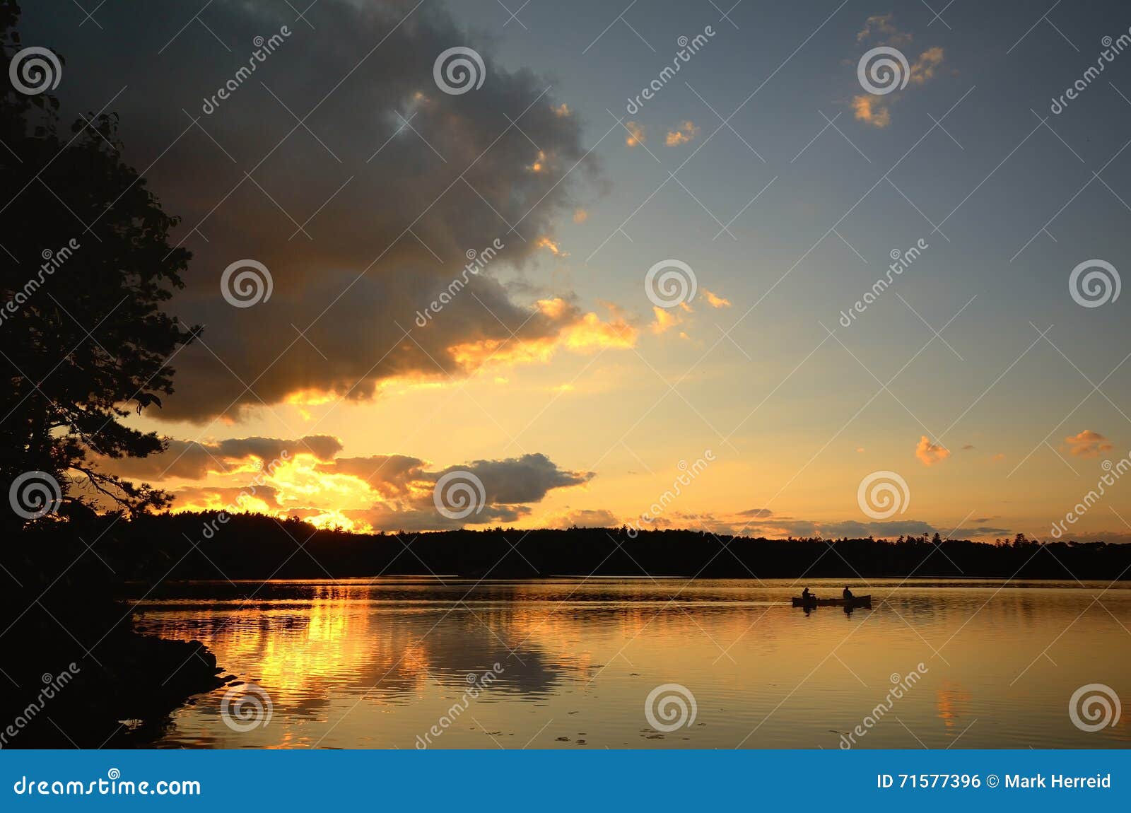 Canoa Al Tramonto Su Un Lago Wilderness Fotografia Stock - Immagine di ...