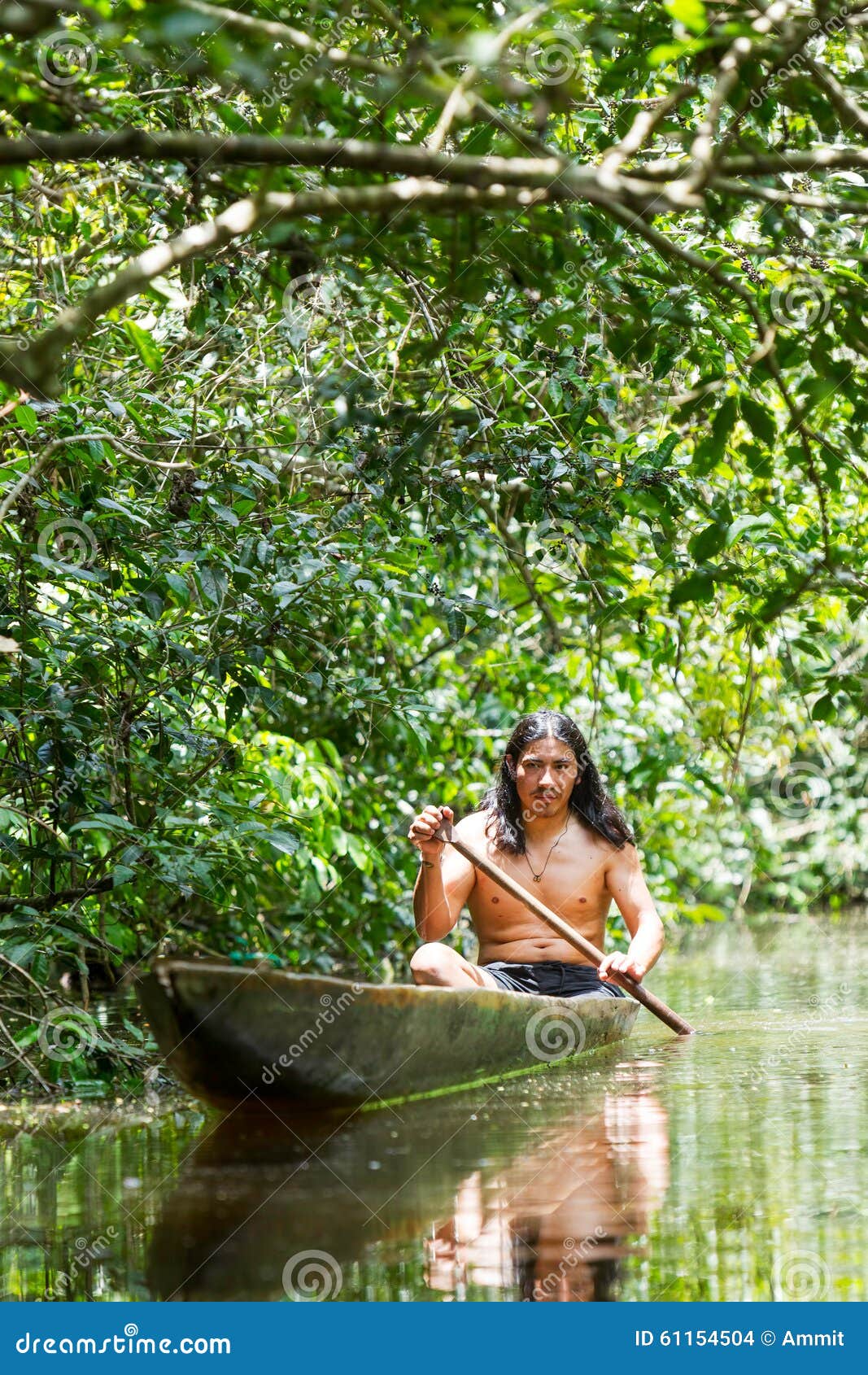Canoa De Madera Indígena Foto de archivo - Imagen: 61154504