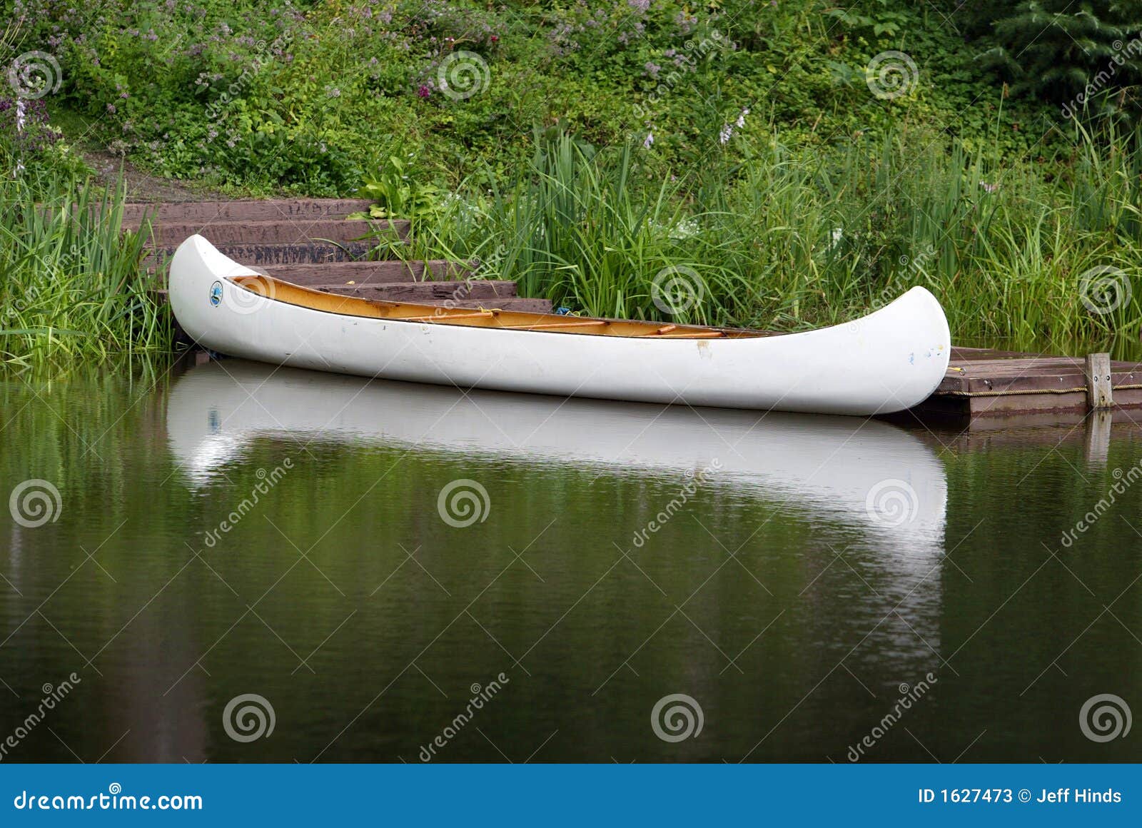 Canoa en el lago imagen de archivo. Imagen de azul, kayac - 1627473