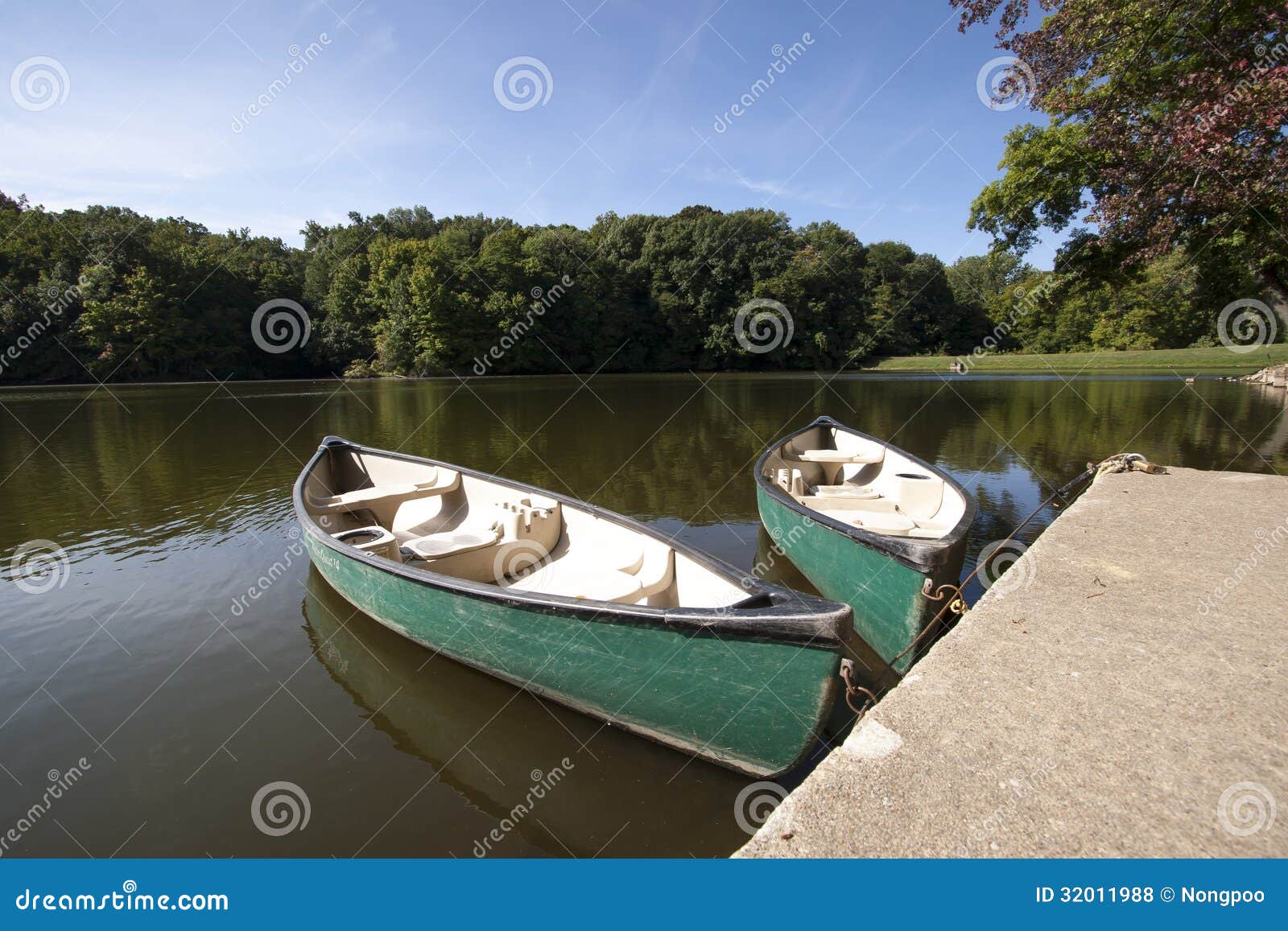 Canoa en el río foto de archivo. Imagen de cielo, resorte - 32011988