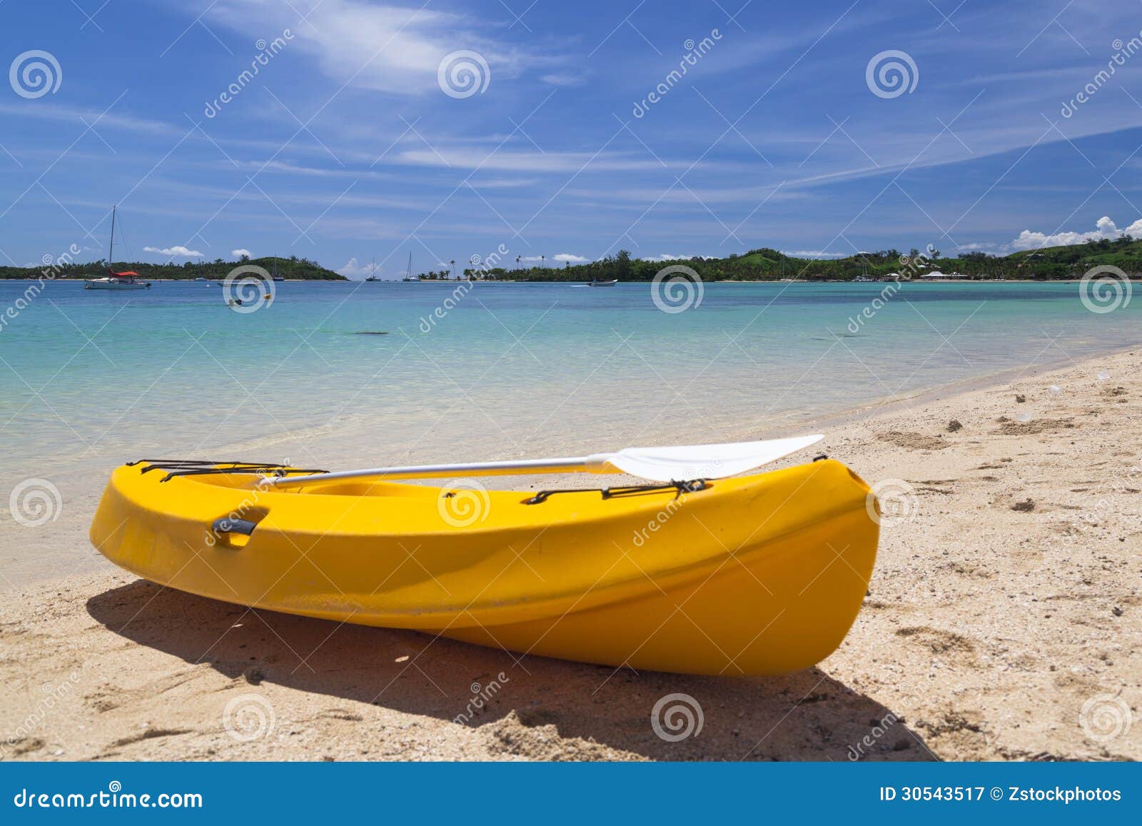 Canoa en la playa imagen de archivo. Imagen de deporte - 30543517