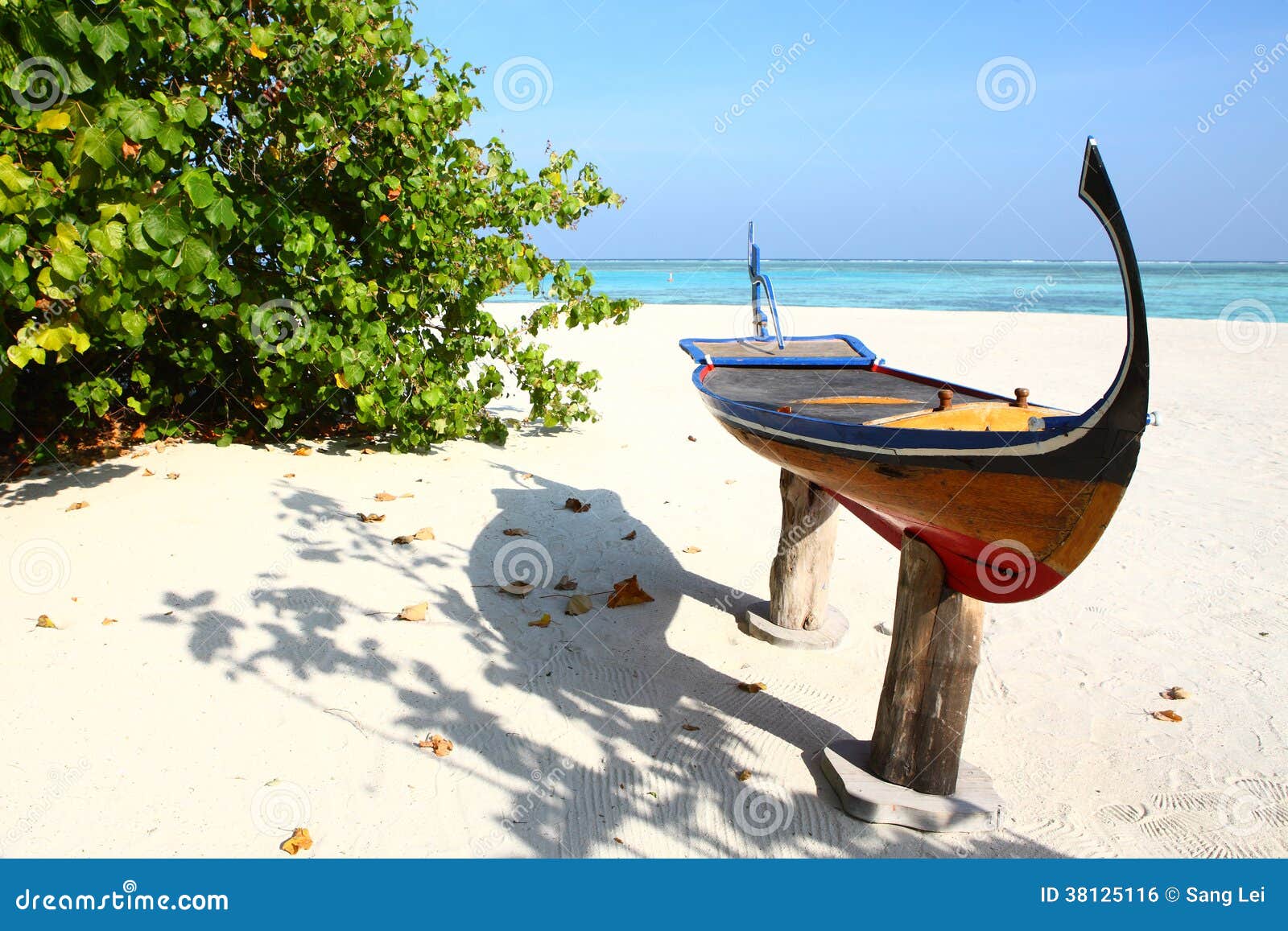 Canoa En La Playa De Maldivas Foto de archivo - Imagen de seascapes ...