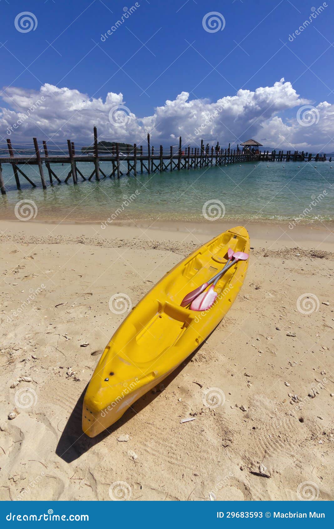 Canoa En Una Playa Con Los Cielos Azules Imagen de archivo - Imagen de ...