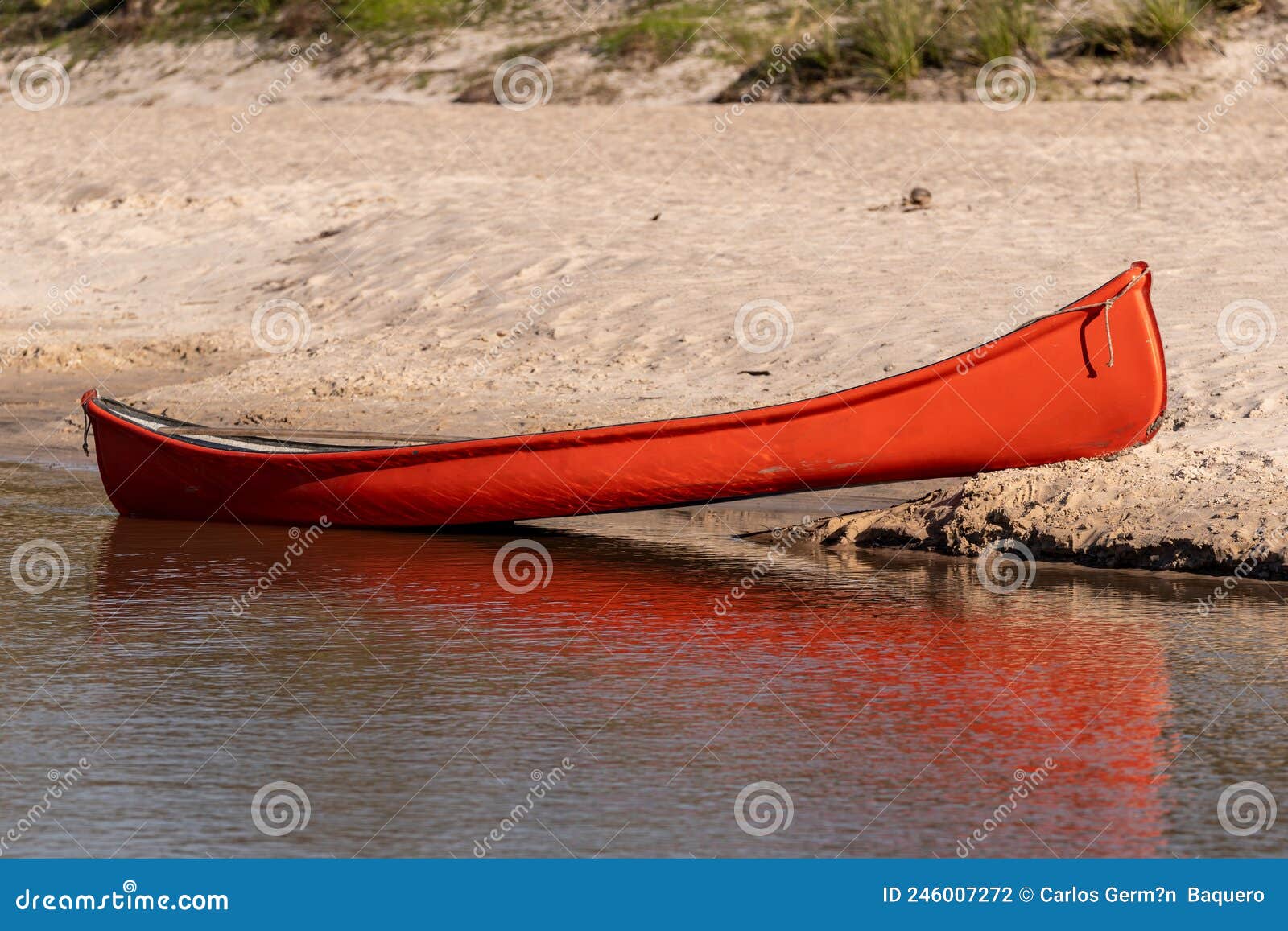 Canoa Na Beira Do Rio Calmo Com Areia Foto de Stock - Imagem de ...