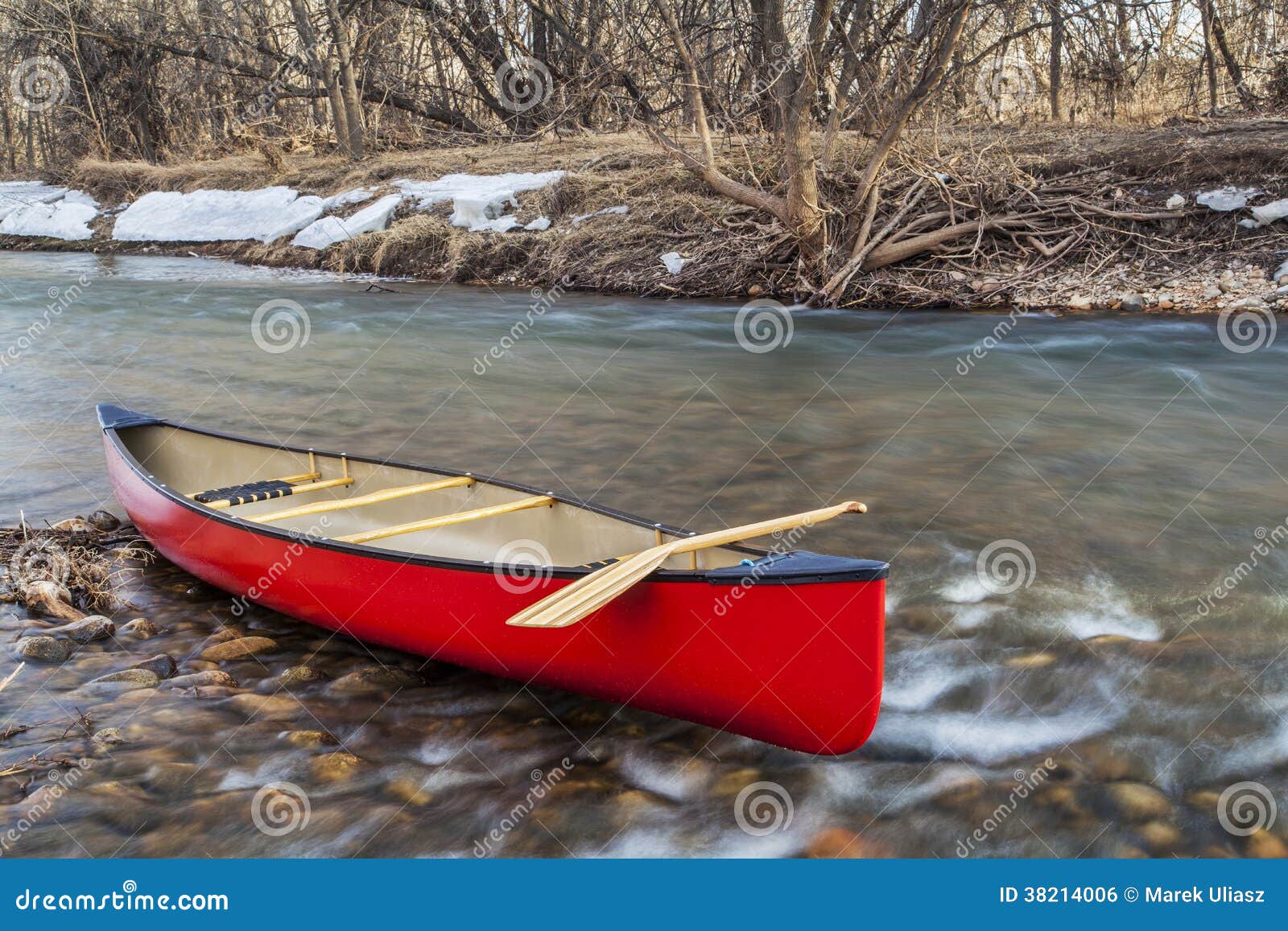 Canoa roja en un río foto de archivo. Imagen de agua - 38214006