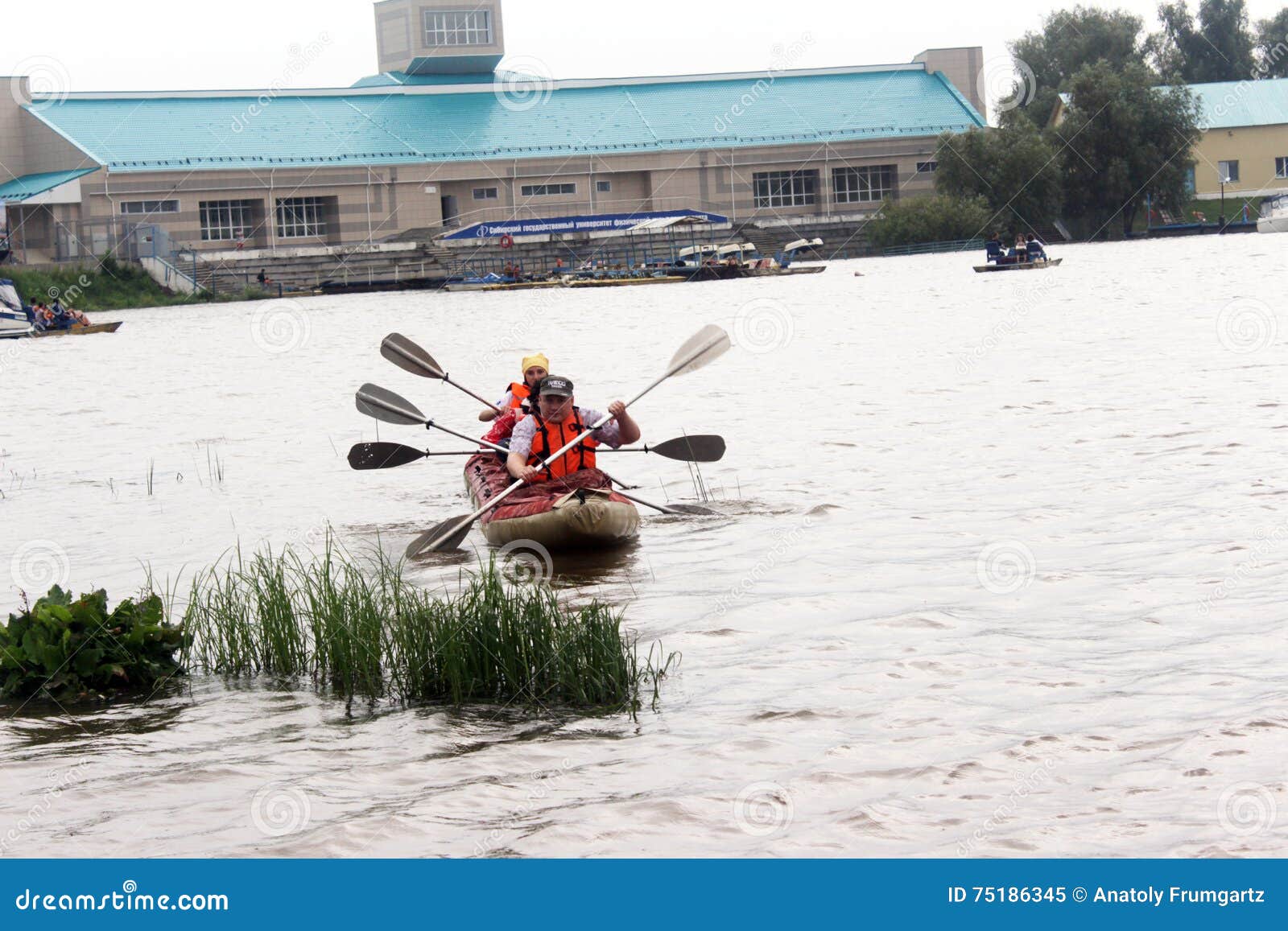 Canoers editorial image. Image of life, paddle, nature - 75186345
