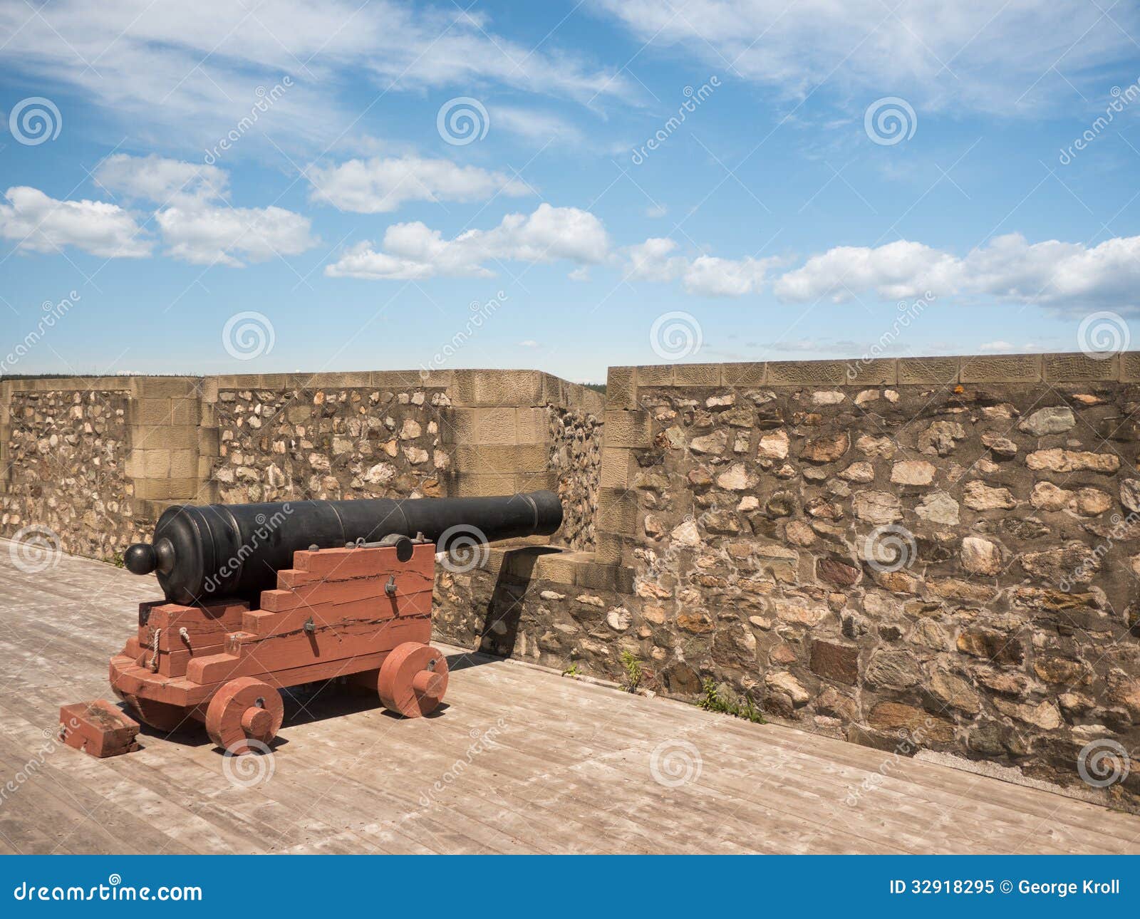 Canon bij een Fort stock afbeelding. Image of punt, garnizoen - 32918295