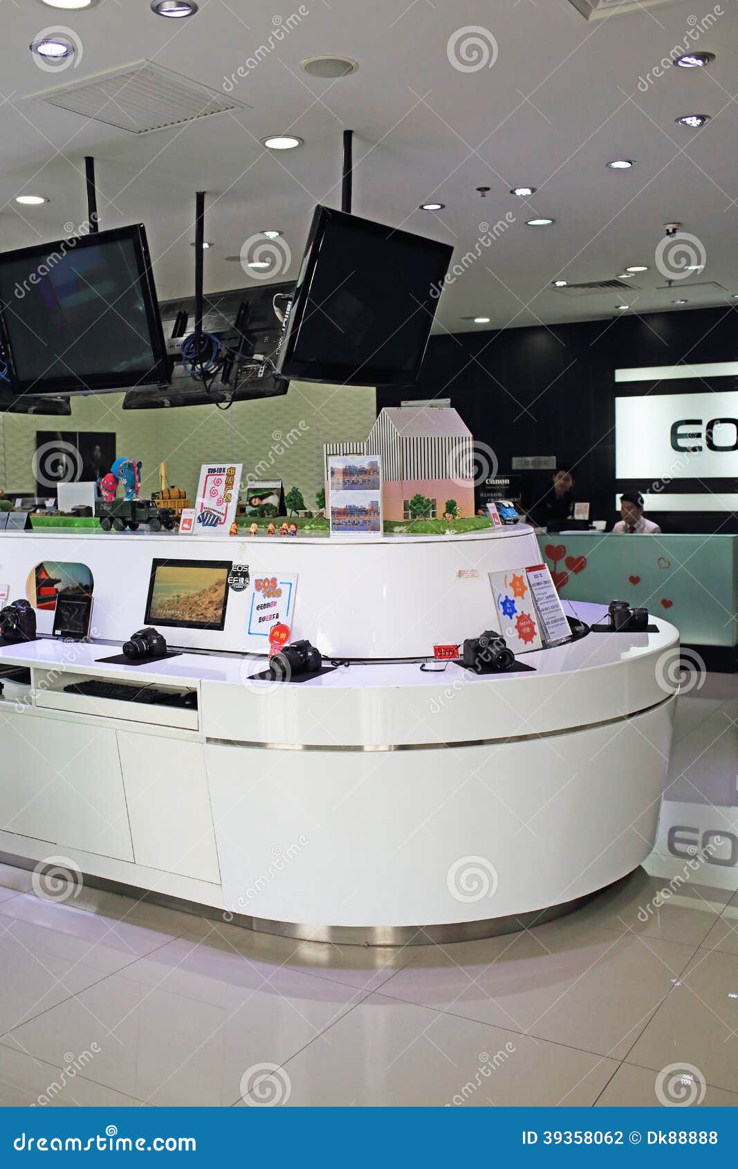 Canon experience store editorial photography. Image of consultation ...