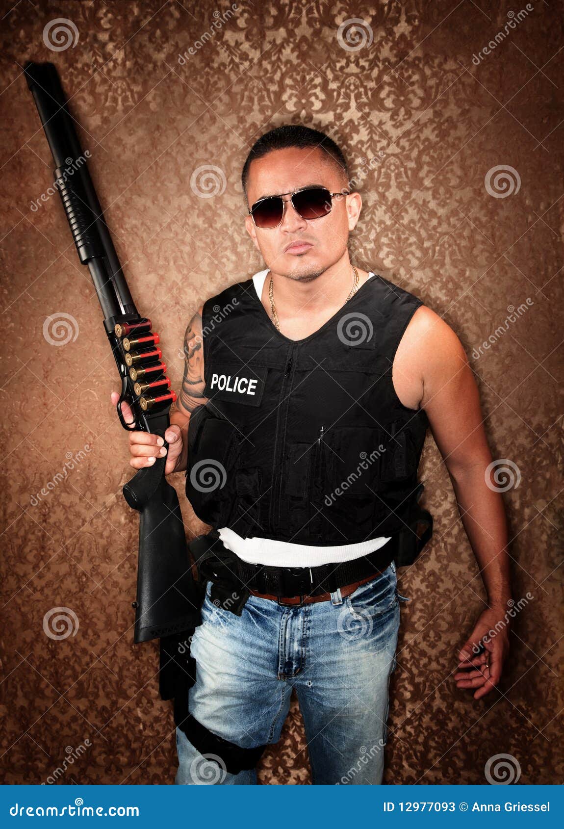 Canon Hispanique De Fixation De Cop Image stock - Image of bras, chaume ...