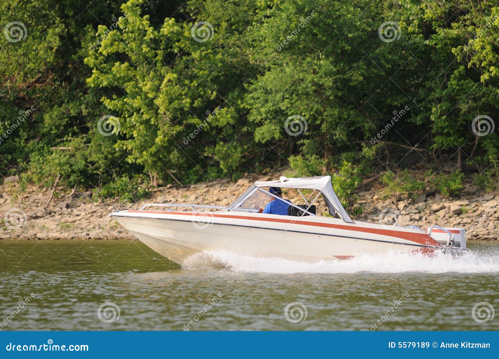 Canotage de vitesse image stock. Image du canotage, excursion - 5579189