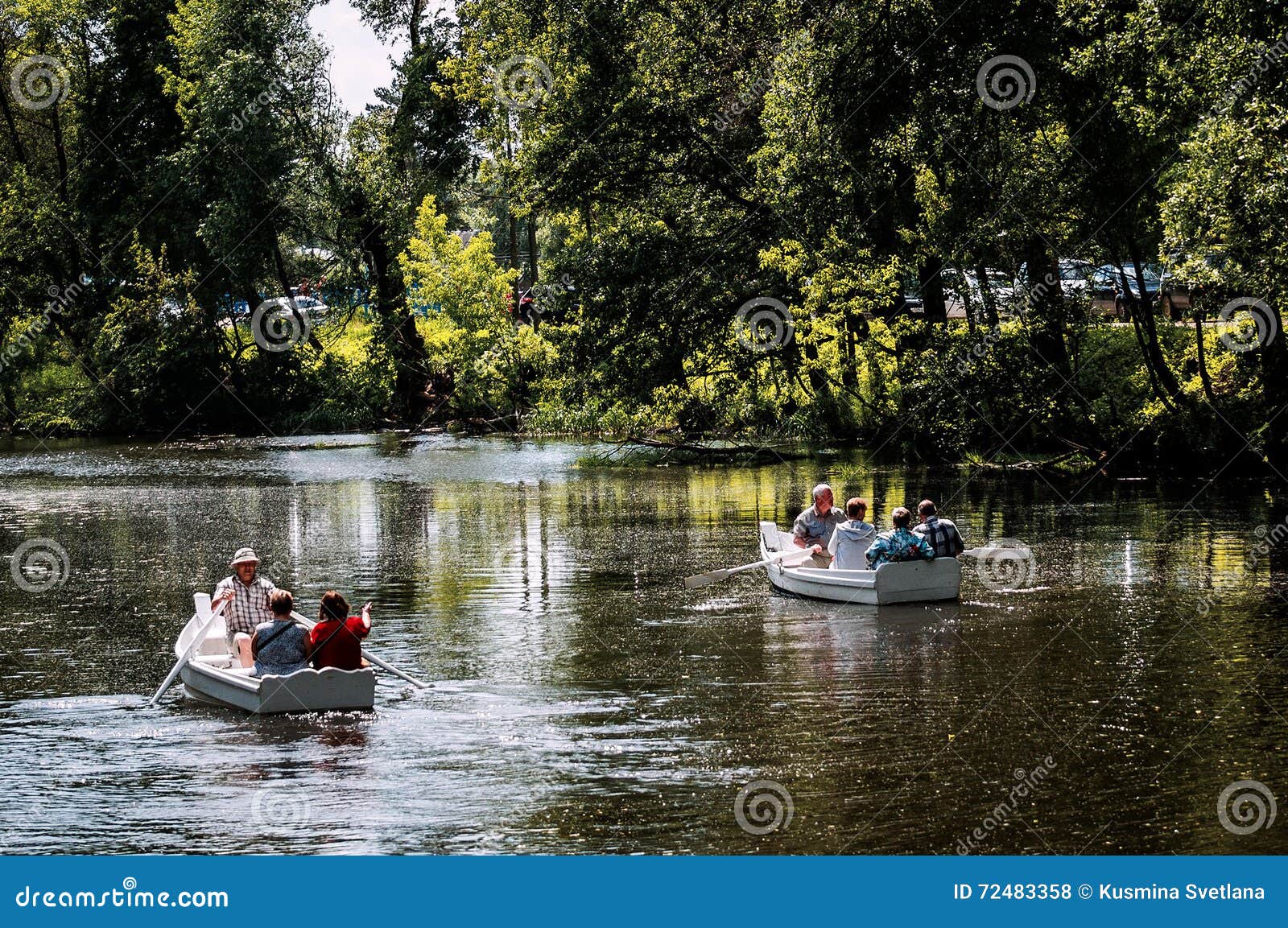 Canotage sur le fleuve photo stock éditorial. Image du canoë - 72483358