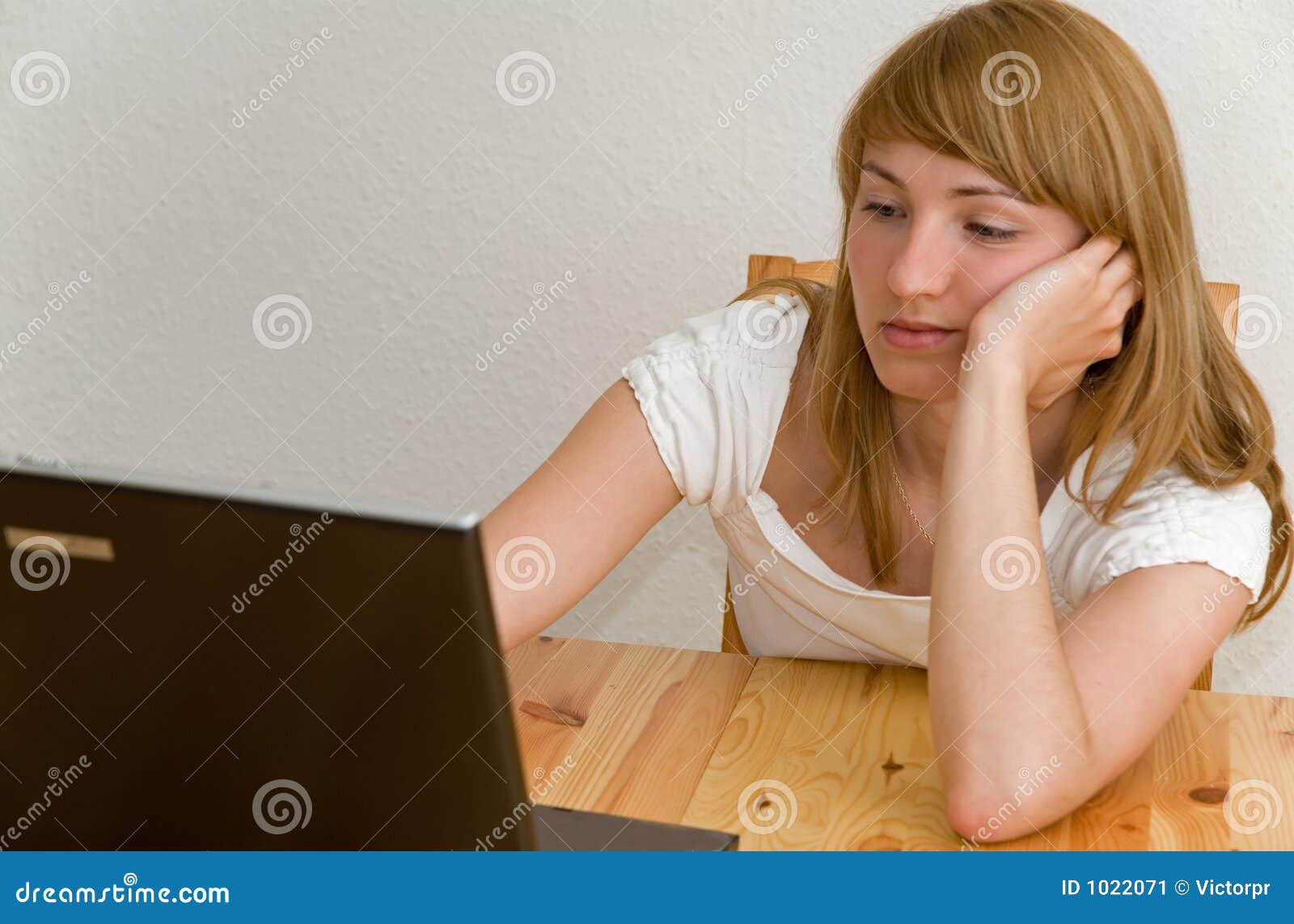 Cansado imagen de archivo. Imagen de abajo, labios, hembra - 1022071