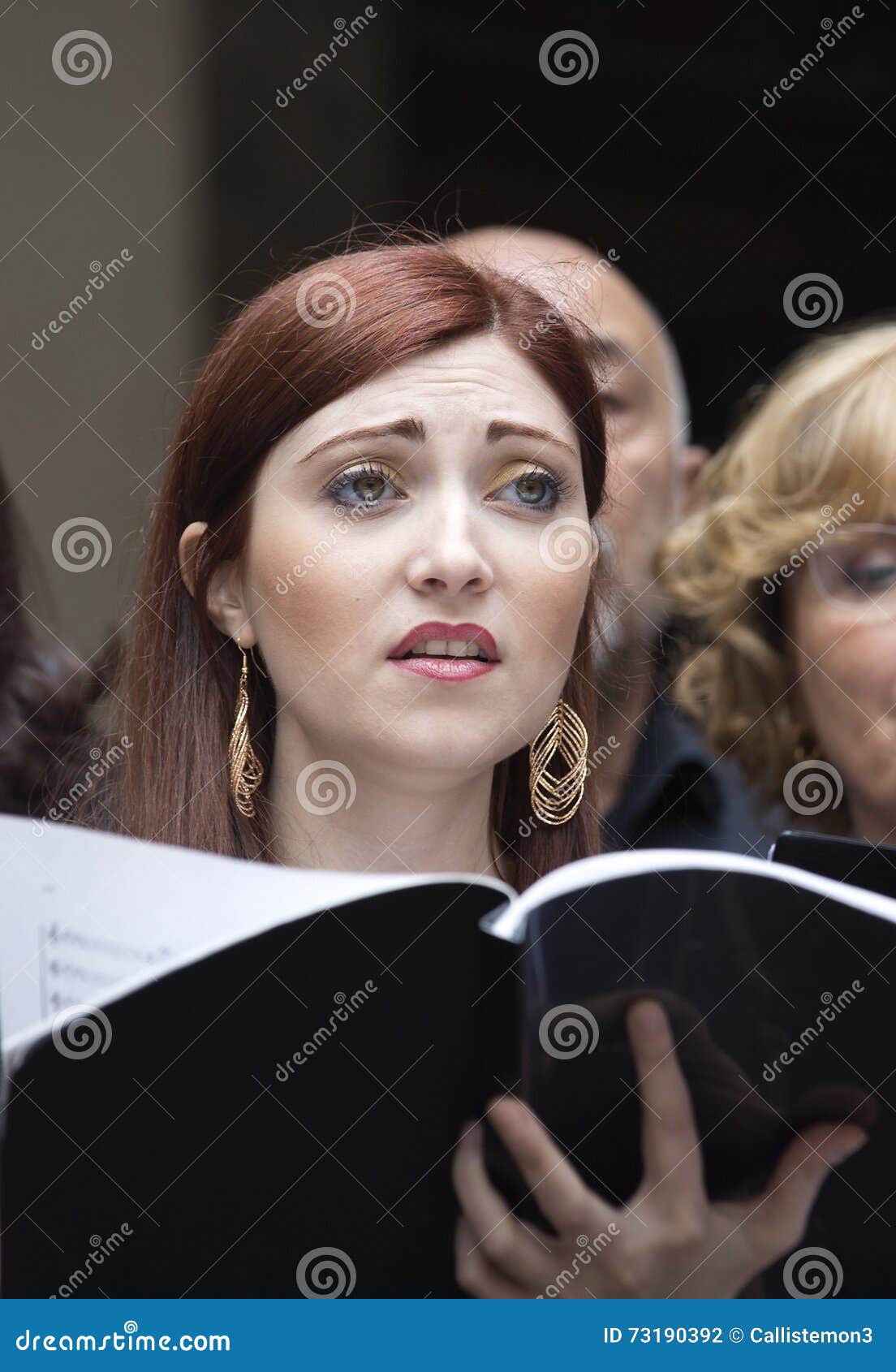 Cantante del coro fotografía editorial. Imagen de funcionamiento - 73190392
