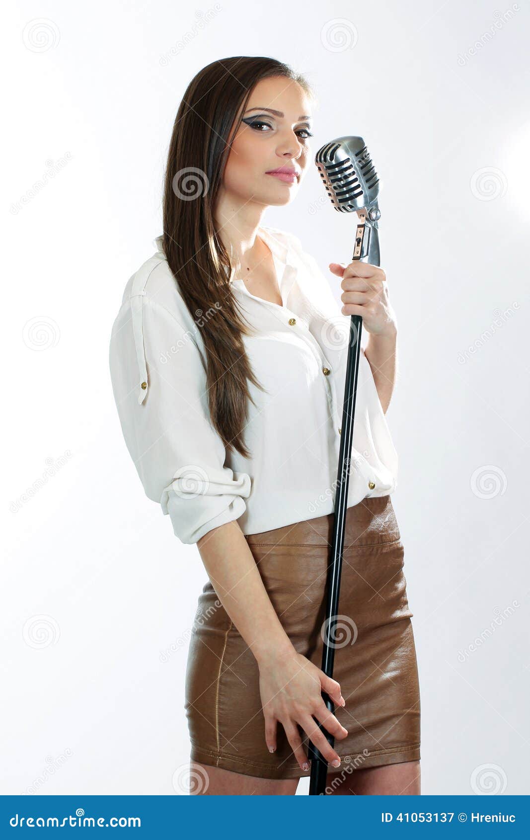 Canto Della Ragazza Di Karaoke Isolato Su Fondo Bianco Immagine Stock ... Canto Della Ragazza Di Karaoke Isolato Su Fondo Bianco Immagine Stock ...