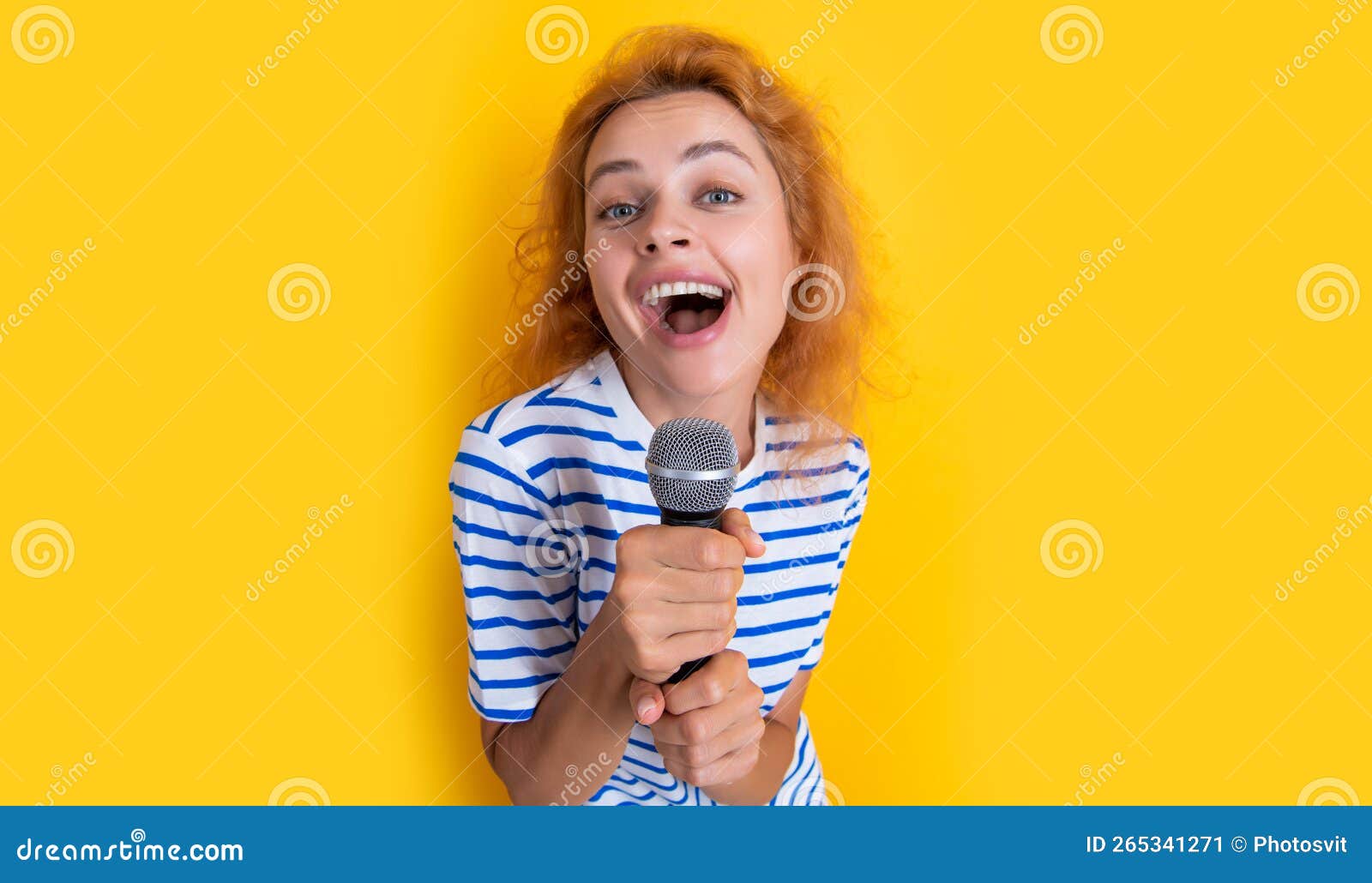 Cantora Caraoke Feliz Isolada Em Fundo Amarelo. Jovem Cantora Cantora ... Cantora Caraoke Feliz Isolada Em Fundo Amarelo. Jovem Cantora Cantora ...