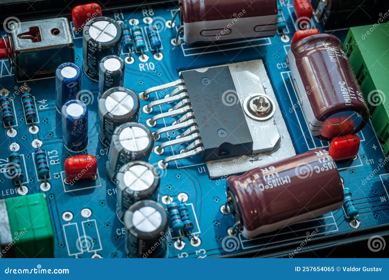 Capacitance and Electrical Components Inside Audio Power Amplifier ...