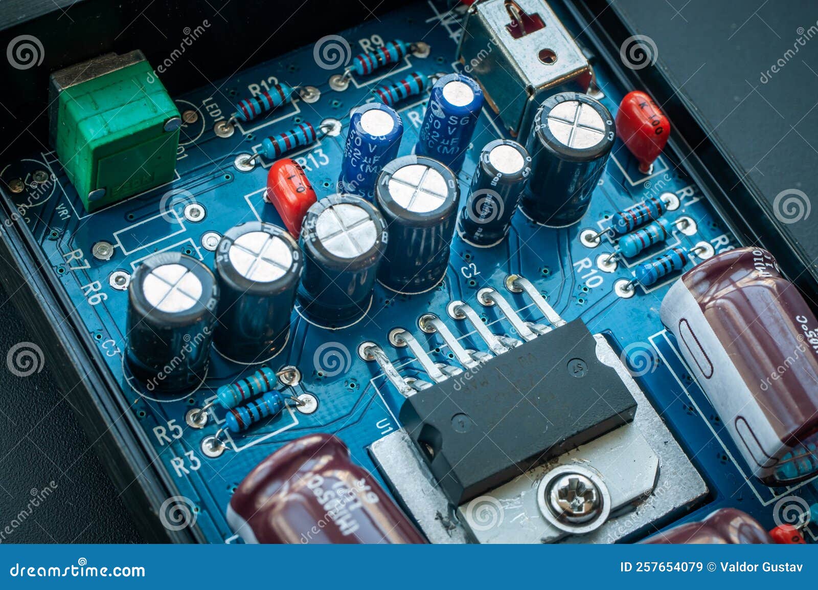 Capacitance and Electrical Components Inside Audio Power Amplifier ...