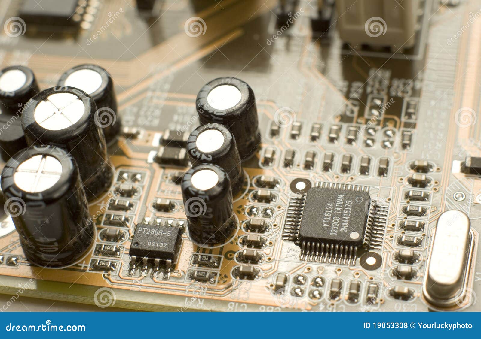 Capacitores E Microchip Na Placa De Circuito Foto de Stock - Imagem de ...