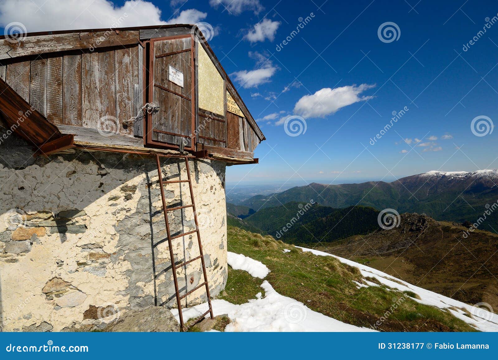 Capanna Alpina Con La Vista Immagine Stock - Immagine di europeo ...