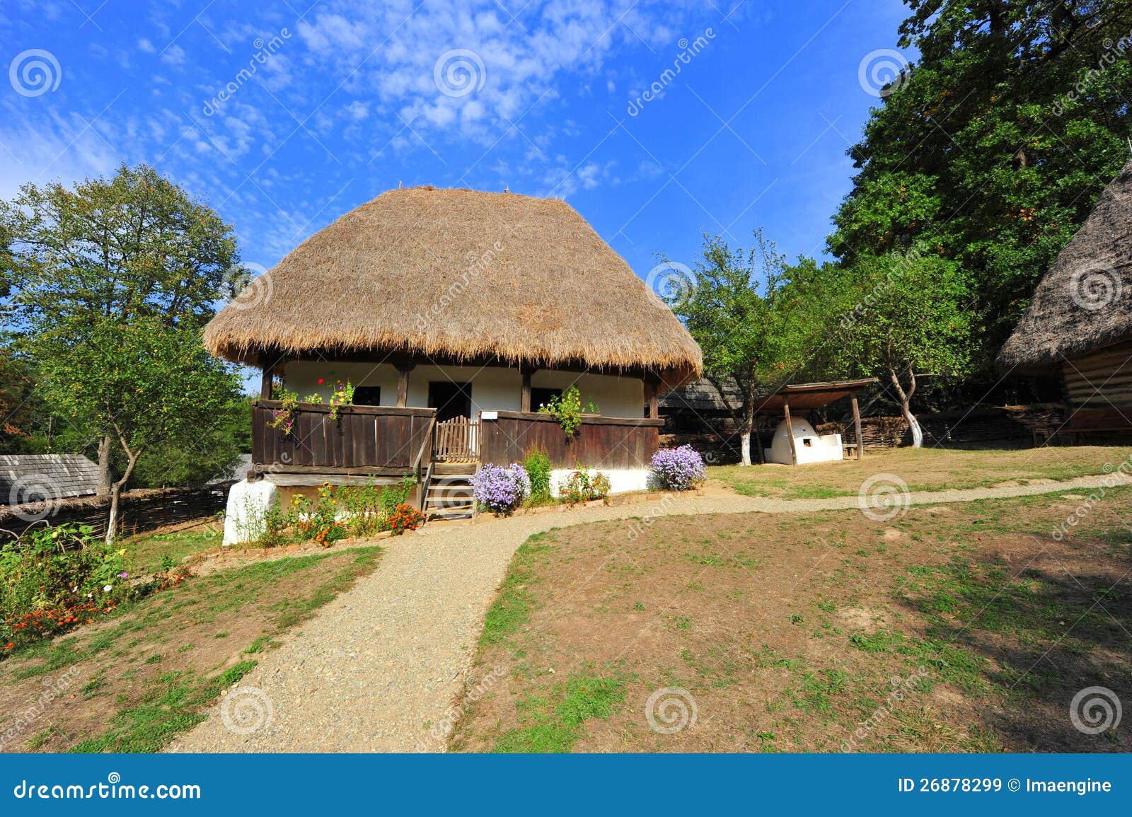 Capanna Rustica Del Villaggio Dalla Romania Immagine Stock - Immagine ...