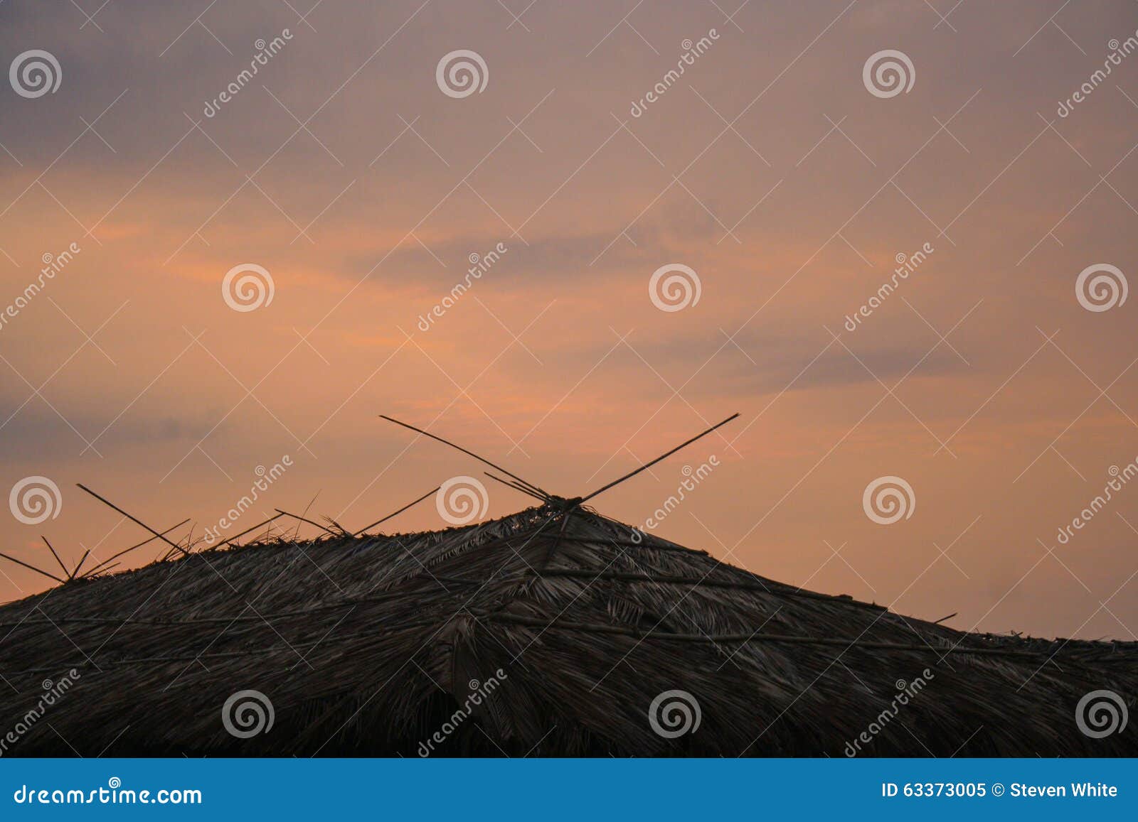 Capanne Della Spiaggia Di Goan Ad Alba Immagine Stock - Immagine di ...