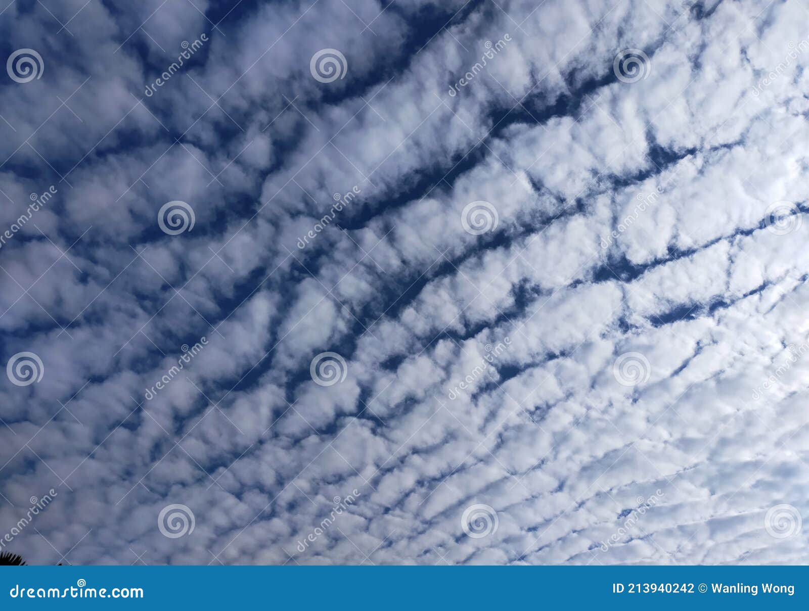 Capas de nubes foto de archivo. Imagen de azul, onda - 213940242