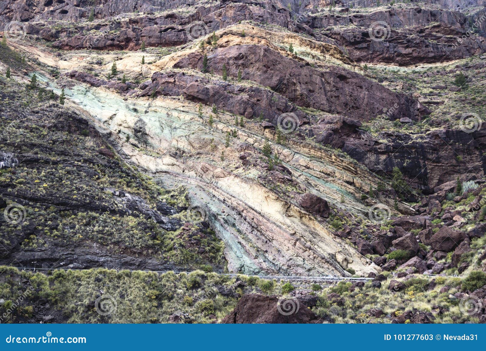 Capas Multicoloras De La Roca Sedimentaria Imagen de archivo - Imagen ...