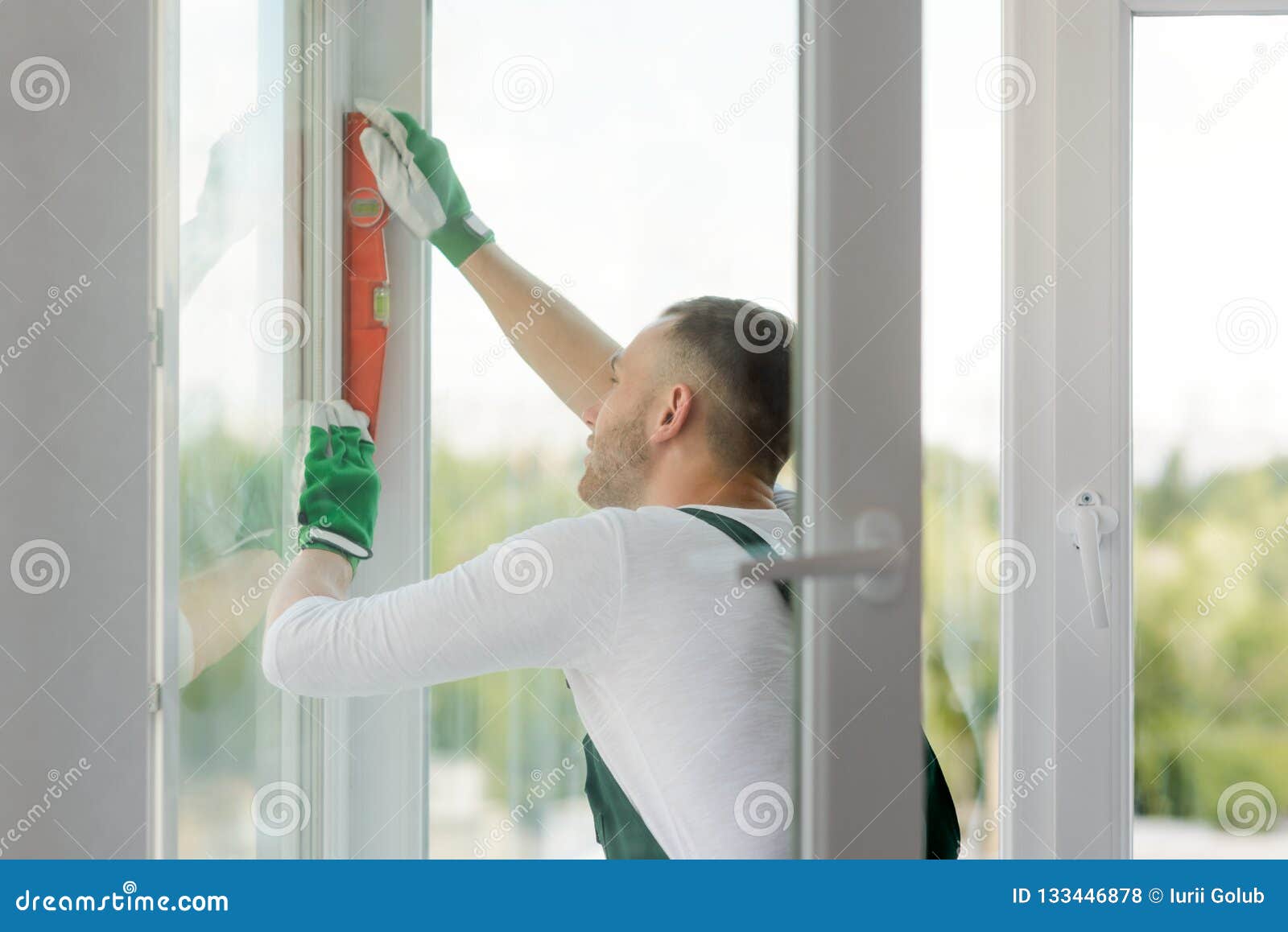 Capataz Que Comprueba Exactitud Con El Nivel Foto de archivo - Imagen ...