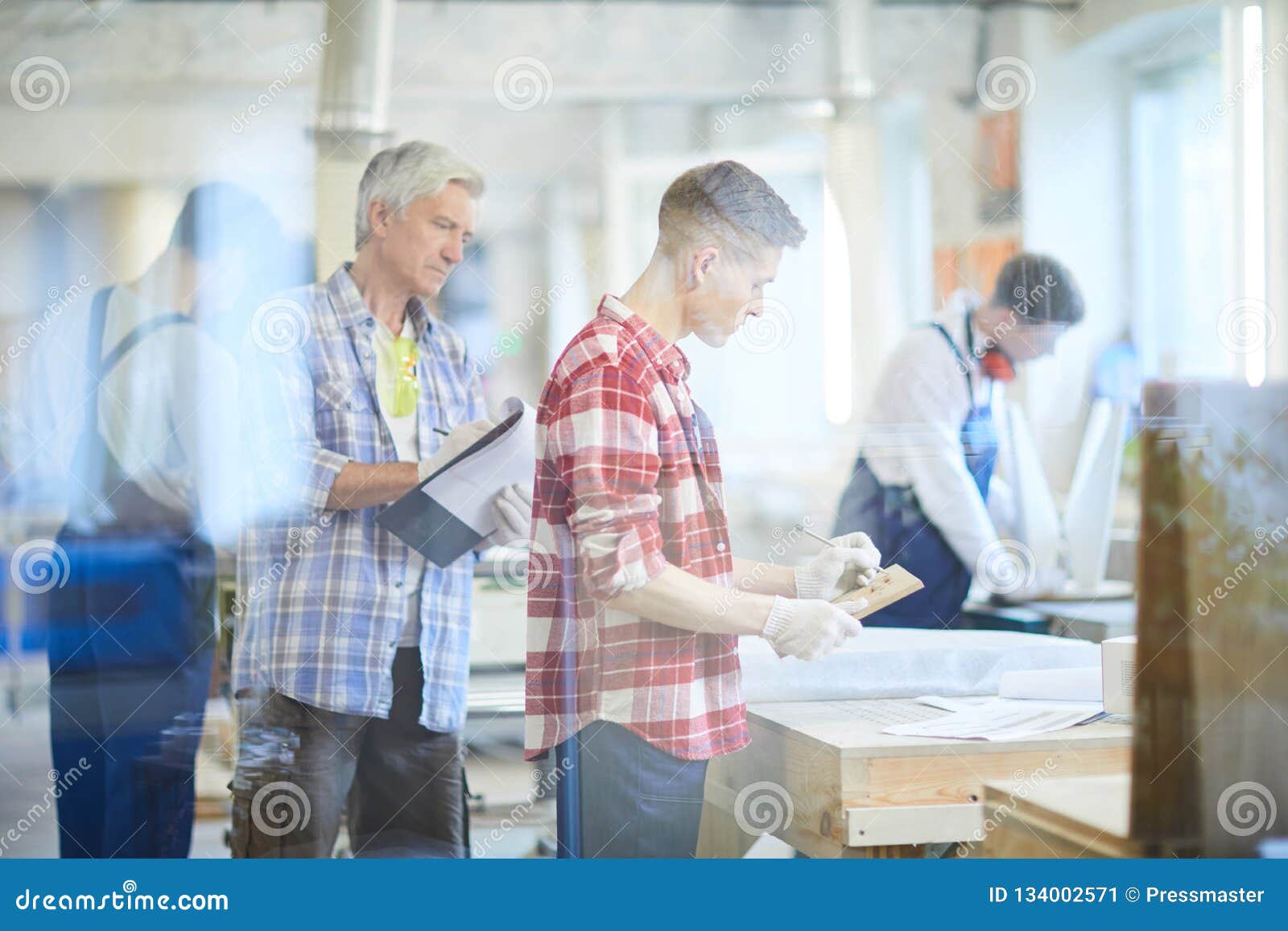 Capataz Serio Que Controla Al Trabajador Joven Imagen de archivo ...