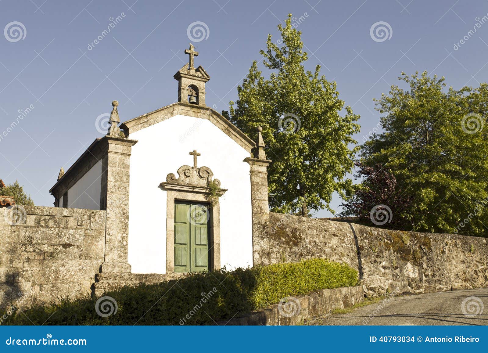Capela em Portugal rural foto de stock. Imagem de portugal - 40793034