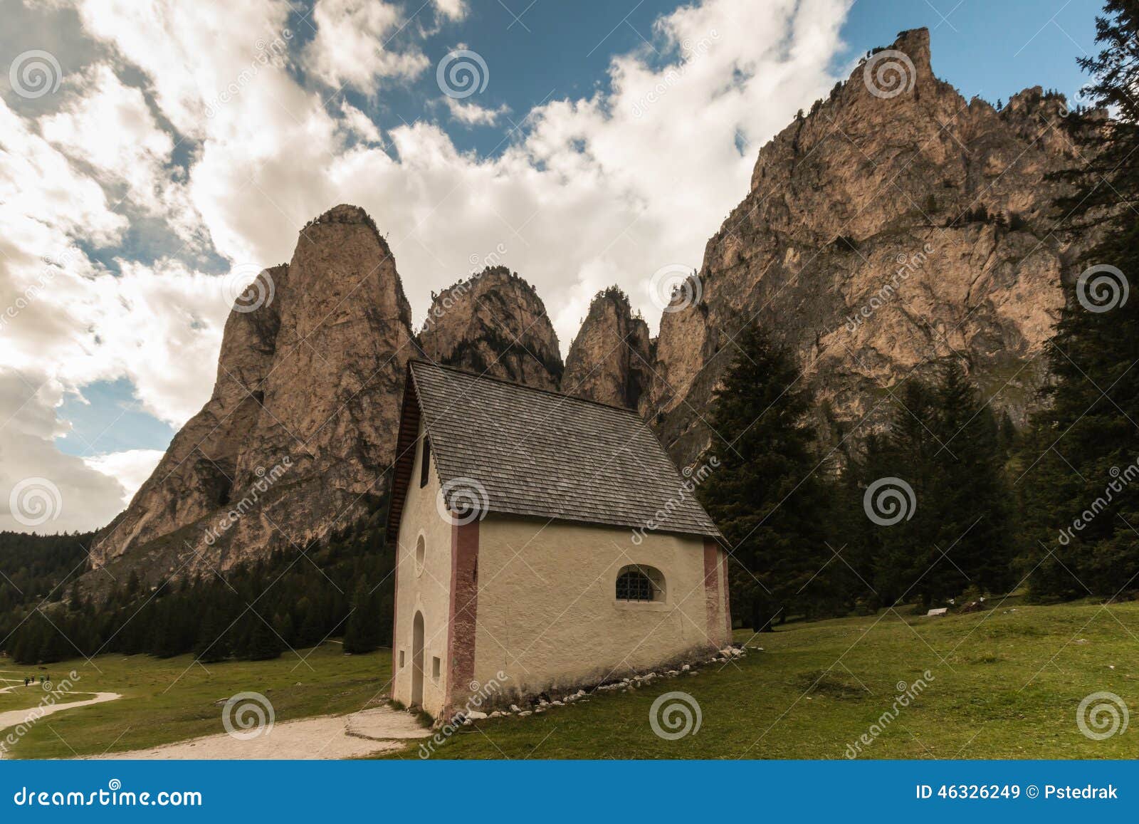 Capela Medieval Em Val Gardena, Dolomites Imagem de Stock - Imagem de ...