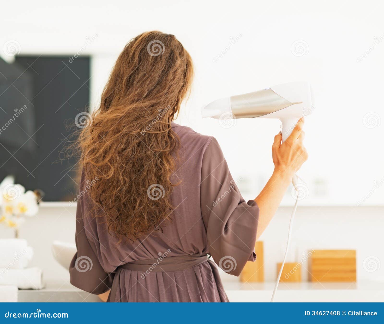 Capelli Asciuganti Col Phon Della Donna in Bagno. Retrovisione ...