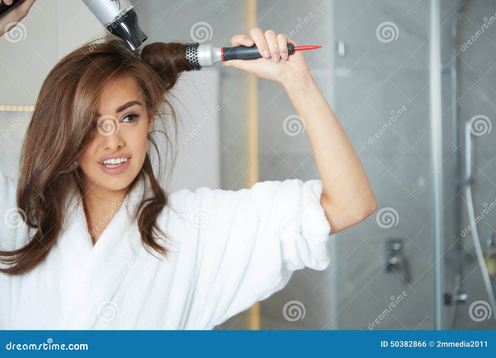 Capelli Asciuganti Col Phon Della Giovane Donna Fotografia Stock ...