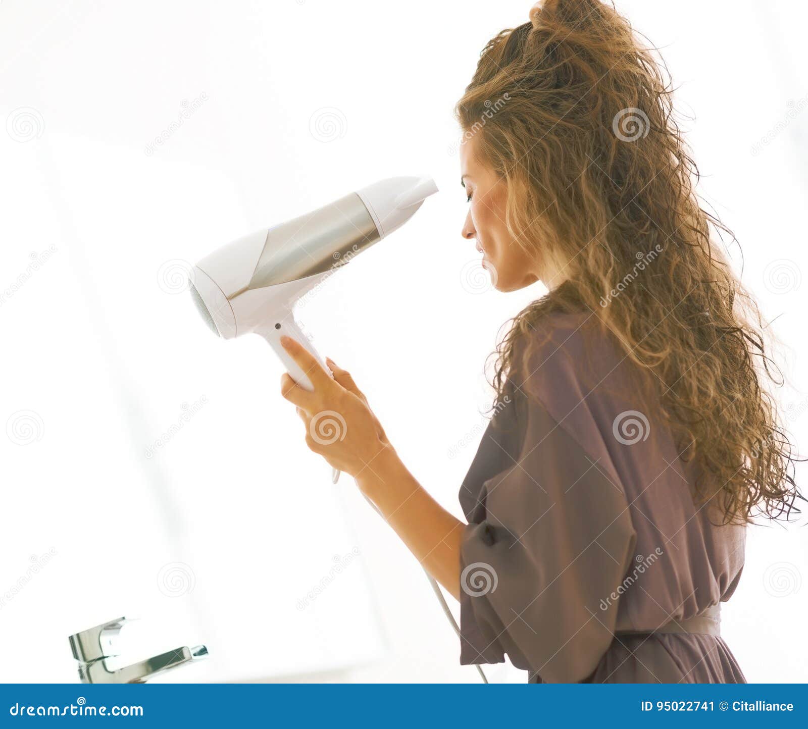 Capelli Asciuganti Col Phon Della Giovane Donna in Bagno Immagine Stock ...