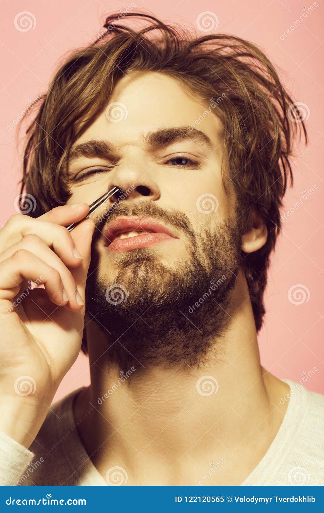 Capelli Di Naso Di Strappo Dell'uomo Con Le Pinzette Immagine Stock ...