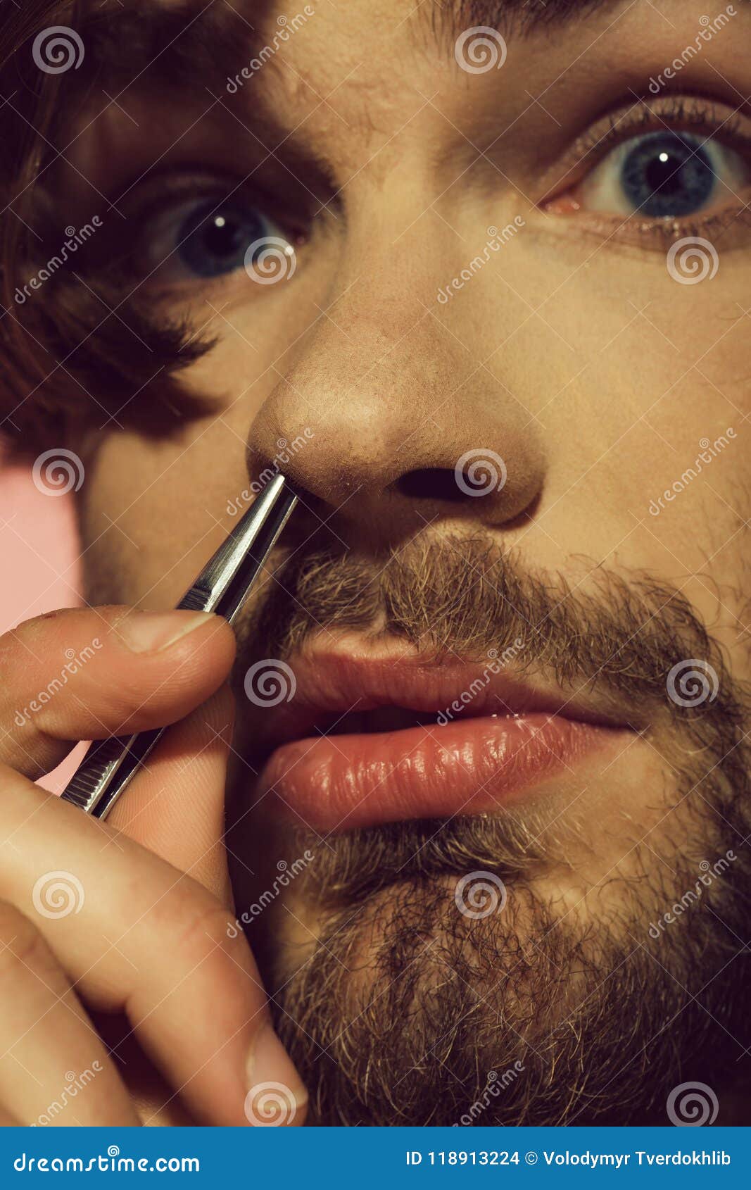 Capelli Di Naso Di Strappo Dell'uomo Con Le Pinzette Bellezza E Modo ...